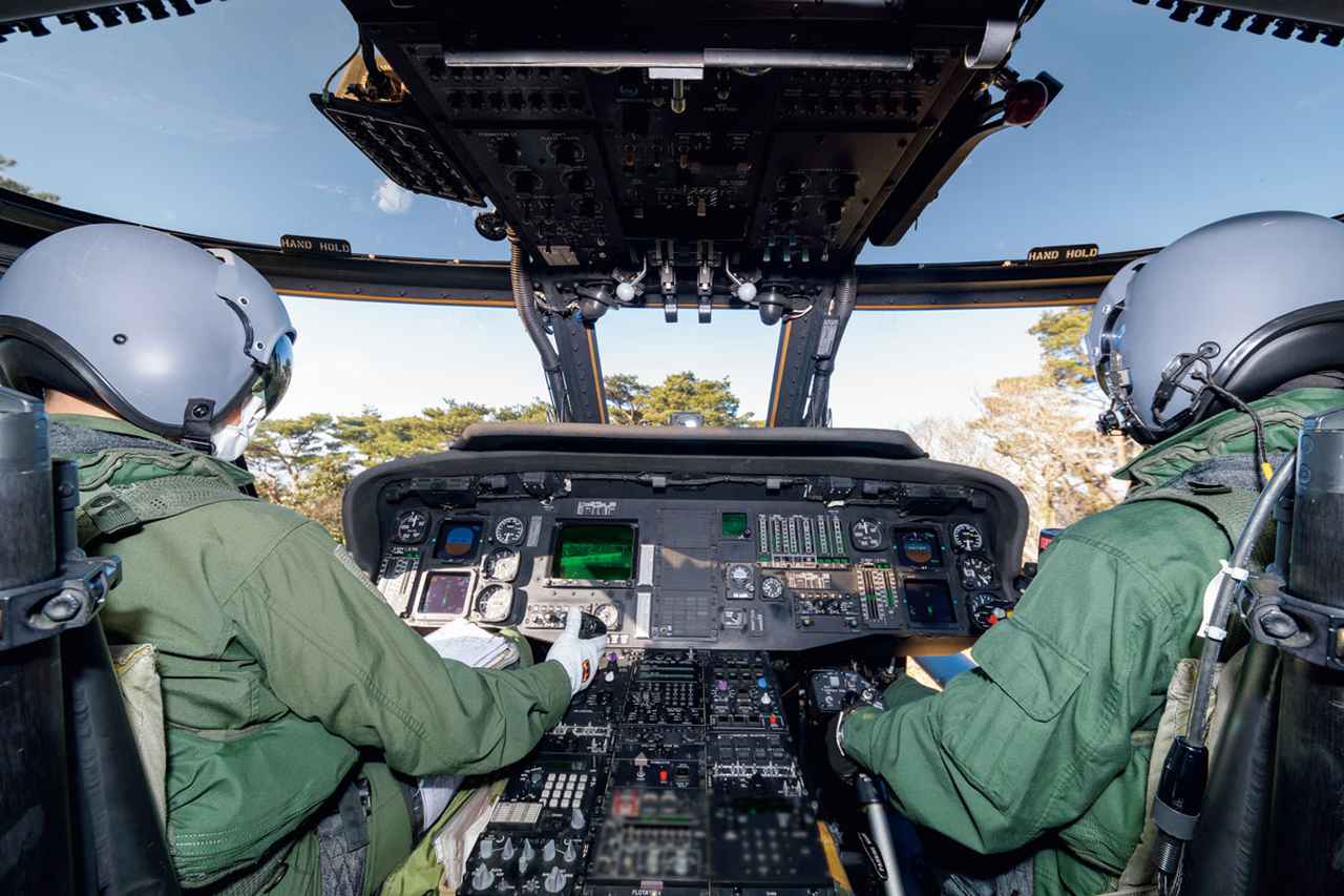 MAMOR OFFICIAL on Twitter: "【航空自衛隊救難隊の訓練に密着】 UH-60Jを操る機長（右）と副操縦士の2人のパイロット。お互いをカバーしながら繊細な動作で機体を ...