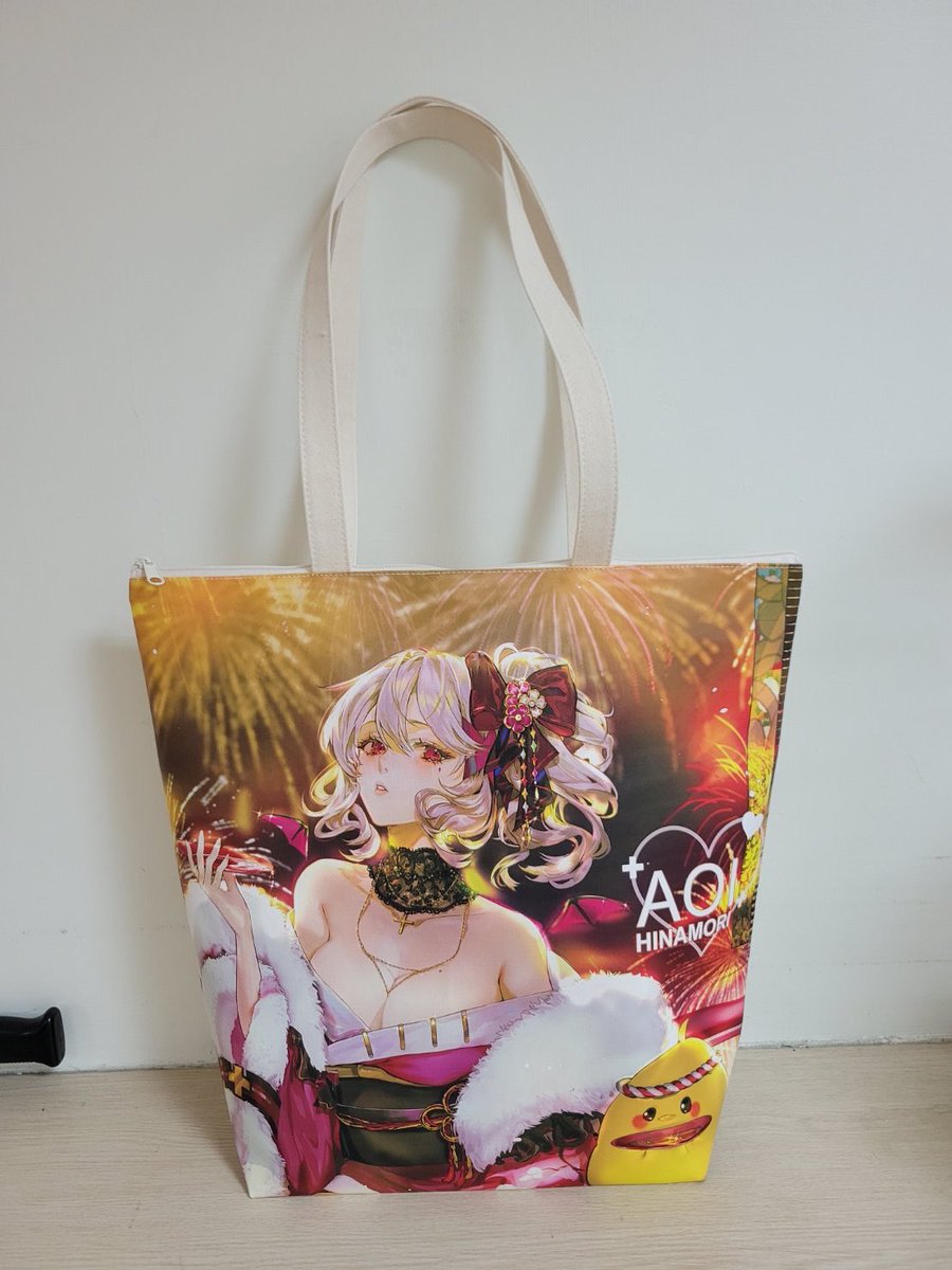 Aoi-Hinamori Vtuber💉💖 🧛🏽‍♀️ 一隻吸血鬼 on Twitter: "【💖2週年週邊實體拍攝💖】 拉鏈版的手提袋💖 容量超大不怕你放！ 甚至我覺得 男生的話2天1夜的 ...