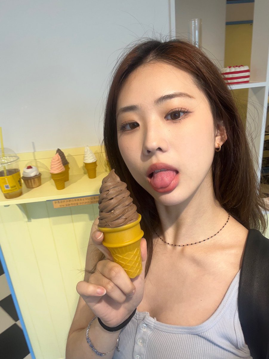 ICHILLIN' on Twitter: "Ice cream chillin chillin … it’s actually fake ice cream … 🧸🤫🤫 🍦 가짜 아이스크림 ...