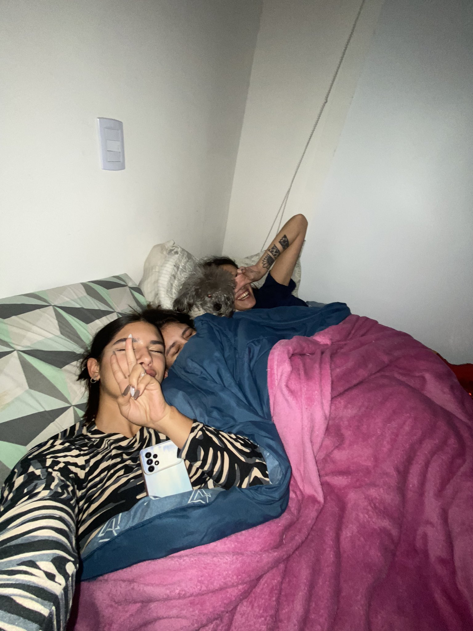 . on Twitter: "somos 4 en una cama https://t.co/2jrSG4cLru" / Twitter