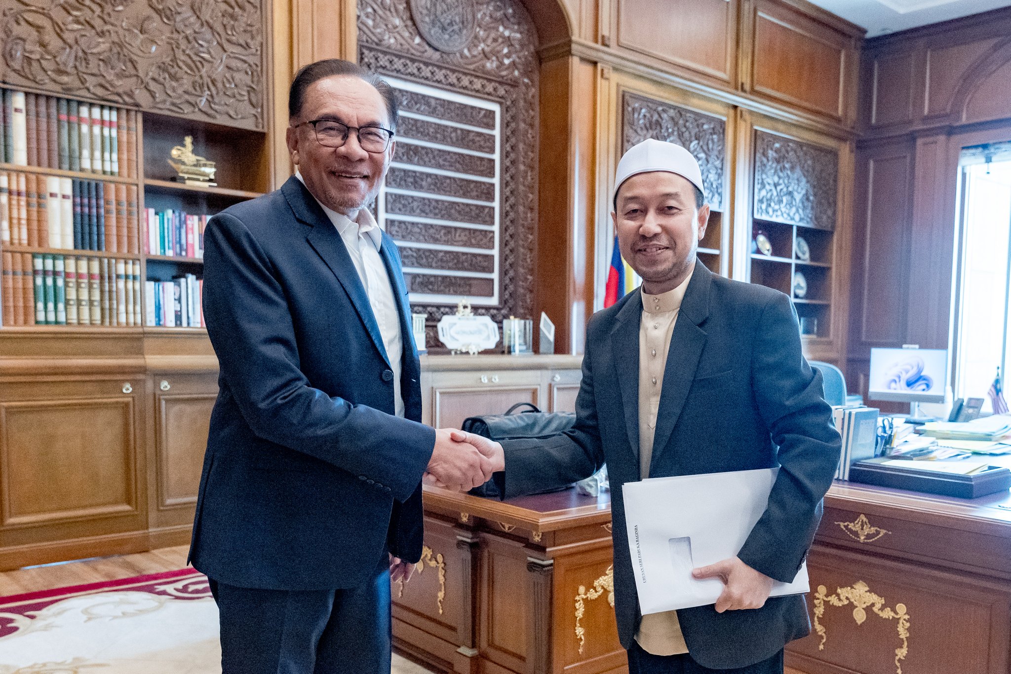 Anwar Ibrahim on Twitter: "Menerima kunjungan hormat Mufti Wilayah Persekutuan, Sahibus Samahah ...