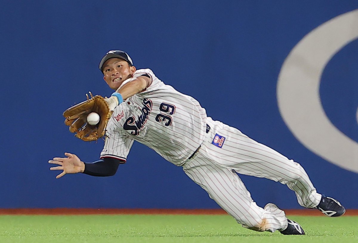 神宮大ヤク学部 准教授.400 on Twitter: "RT @Sanspo_EAGLES: 【ヤクルトｰ楽天】20日、7回、鈴木大地選手の打球を好捕するヤクルト・宮本丈選手。 https ...