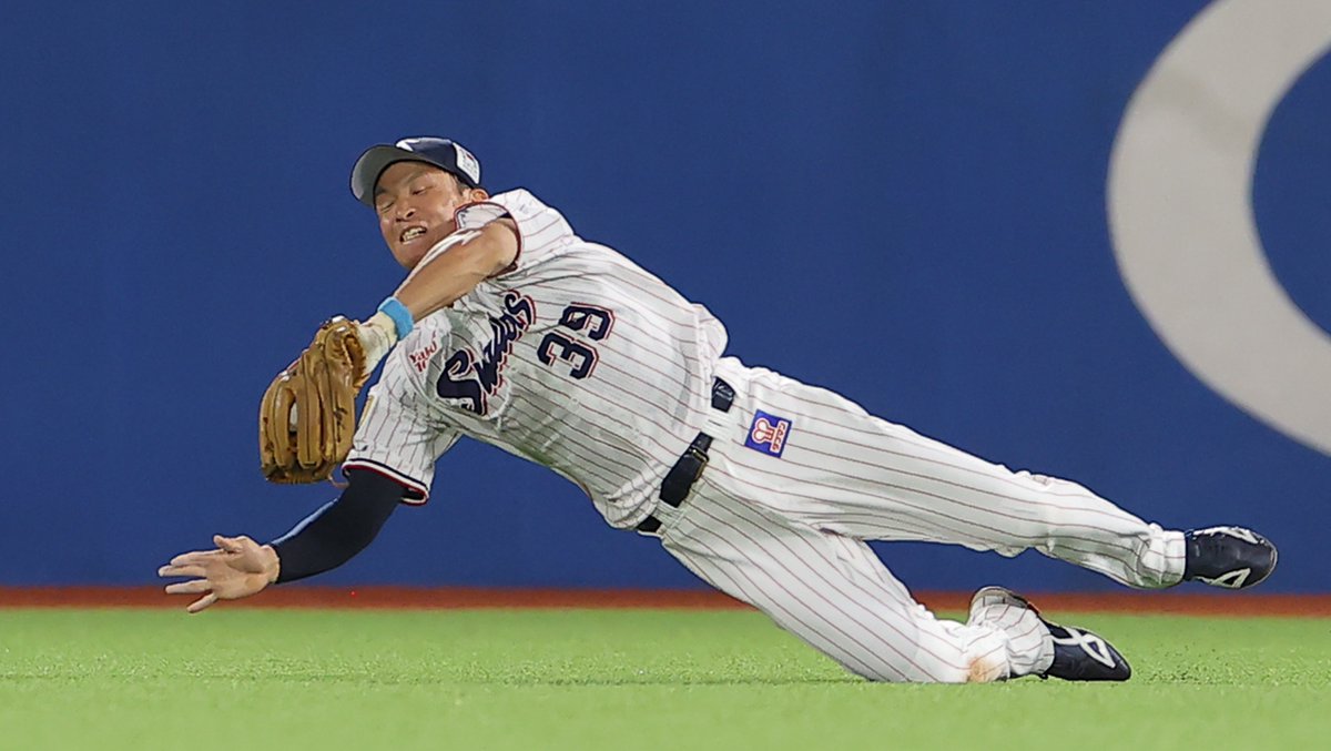 神宮大ヤク学部 准教授.400 on Twitter: "RT @Sanspo_EAGLES: 【ヤクルトｰ楽天】20日、7回、鈴木大地選手の打球を好捕するヤクルト・宮本丈選手。 https ...