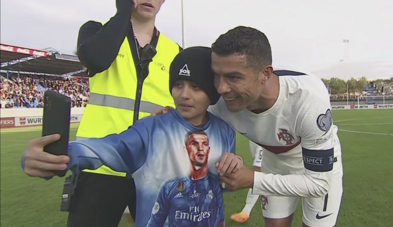 The CR7 Timeline. on Twitter: "Cristiano Ronaldo taking picture with a fan after the game.