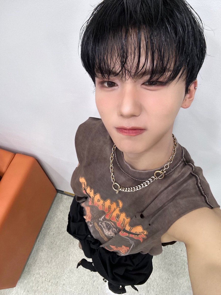 DKZ_OFFICIAL on Twitter: "#종형 #JONGHYEONG 오늘 끄덕도 아리들덕에 행복해따!😎 장마 시작이라니까 다들 우산 챙기기! (끄덕-! 끄덕-!)"