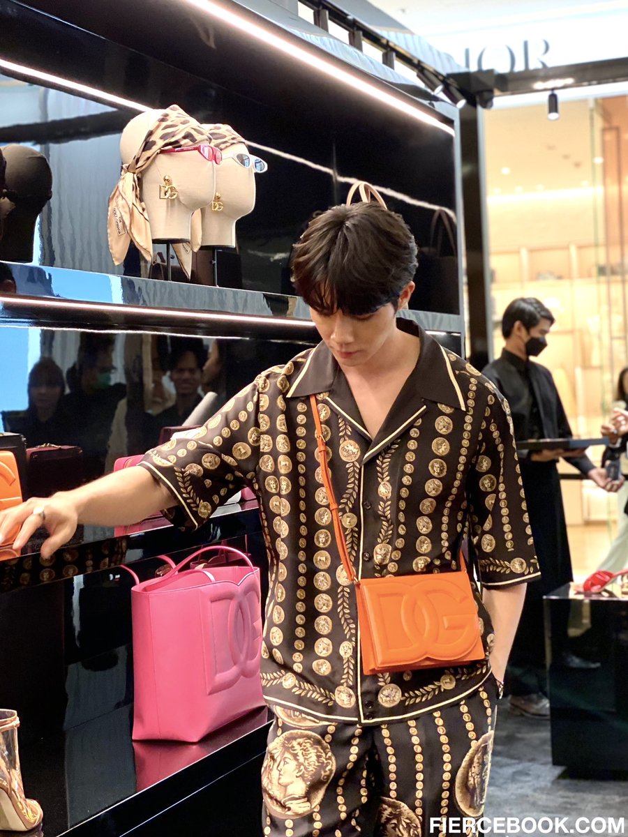 Fiercebook on Twitter: "ส่องลุค #ซีพฤกษ์ ที่งาน DG LOGO BAG POP UP STORE @ SIAM PARAGON หล่อทุก ...