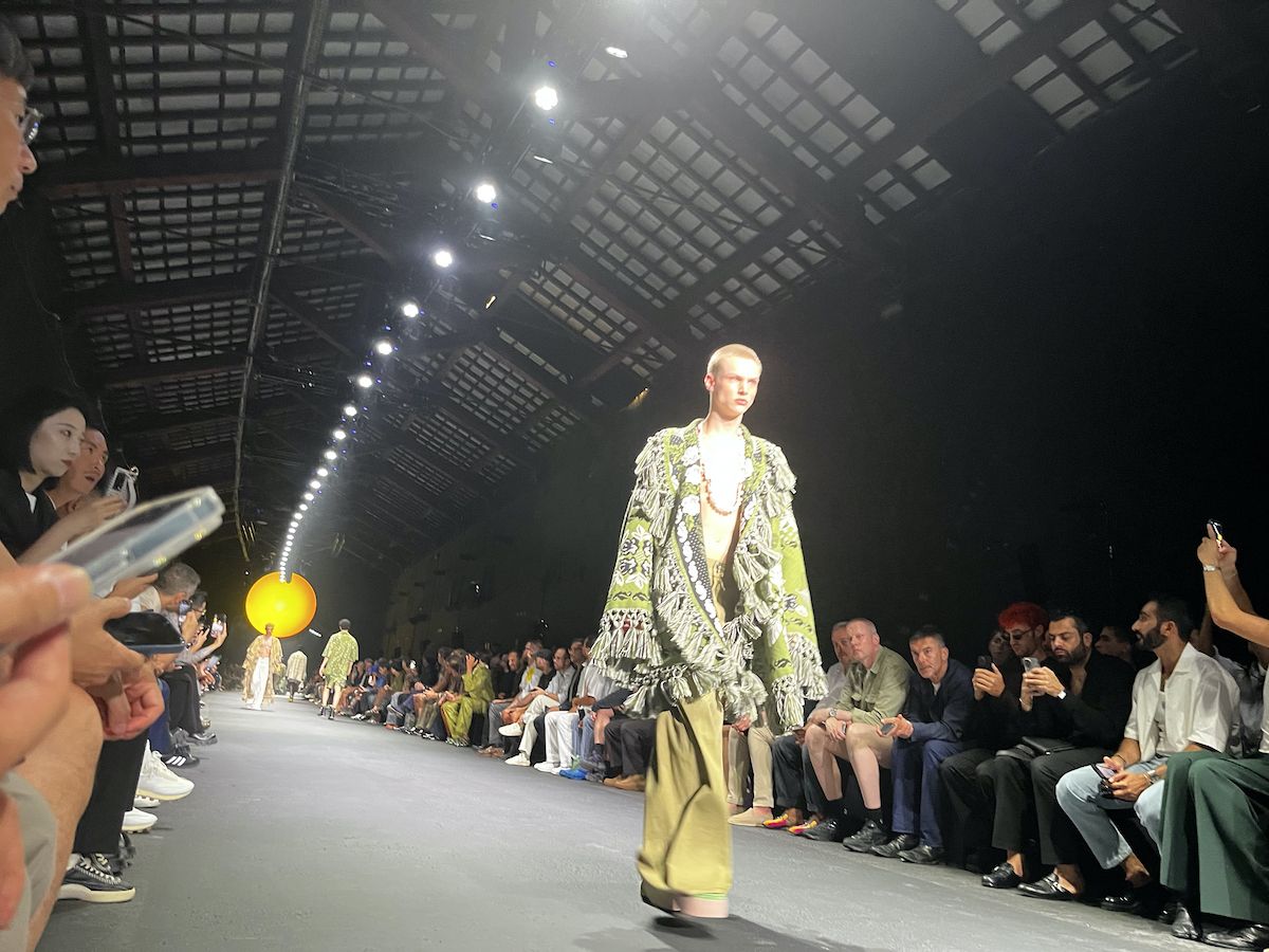 WWDJAPAN on Twitter: "【コレクション・リポート】衝撃「プラダ」のスライム3トンやジョナサン・アンダーソンのユニホーム着用の理由 2024年春夏メンズコレ取材24時Vol ...