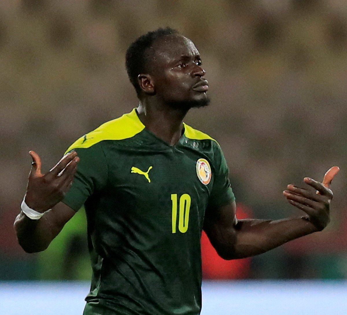 Sadio Mane: "I don't see myself better than anyone. I just go there and ...