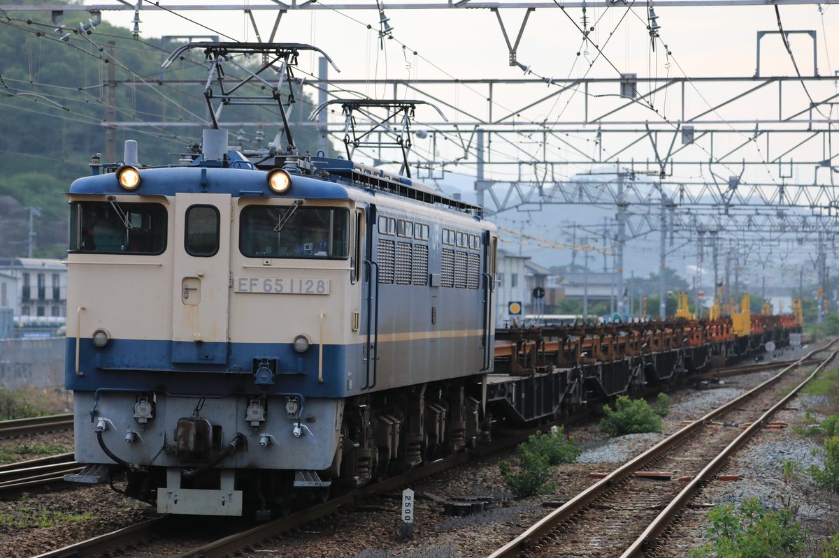 Camaro on Twitter: "今朝の山陽線ロングレール工臨 EF65-1128+ロンチキ 現場は上道駅付近の下り線でした。卸し後はちょうど上道駅のホームに停車。 牽引機は、カサカサ ...
