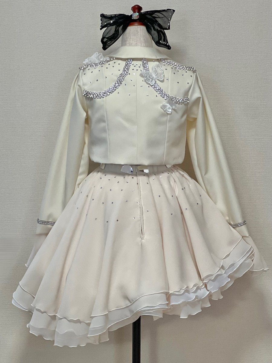 ひなP on Twitter: "里菜（@rina18_stardust ）さんの衣装を制作しました 白を基調とし、ふわふわと動きの出るデザインです🤍 ラインストーンと蝶々が散りばめられてい ...