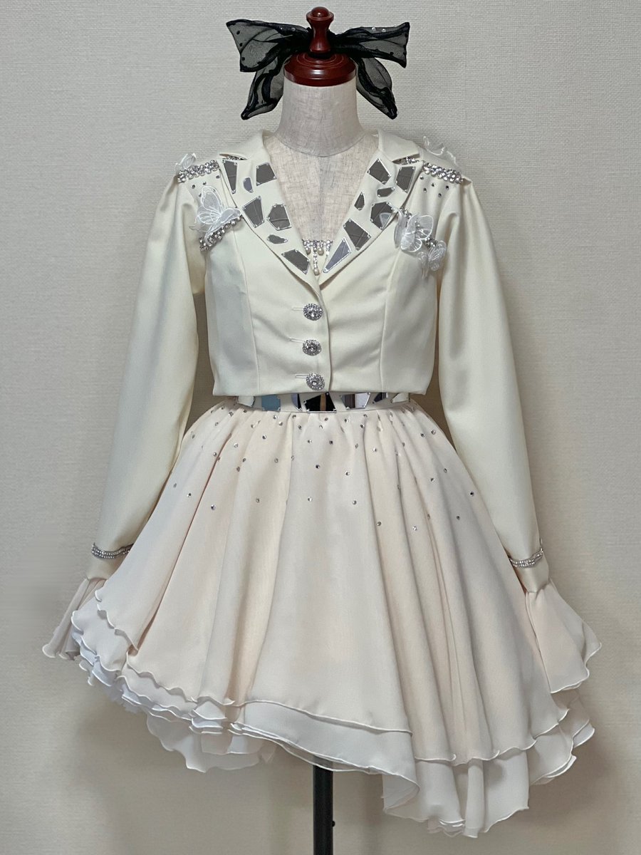 ひなP on Twitter: "里菜（@rina18_stardust ）さんの衣装を制作しました 白を基調とし、ふわふわと動きの出るデザインです🤍 ラインストーンと蝶々が散りばめられてい ...