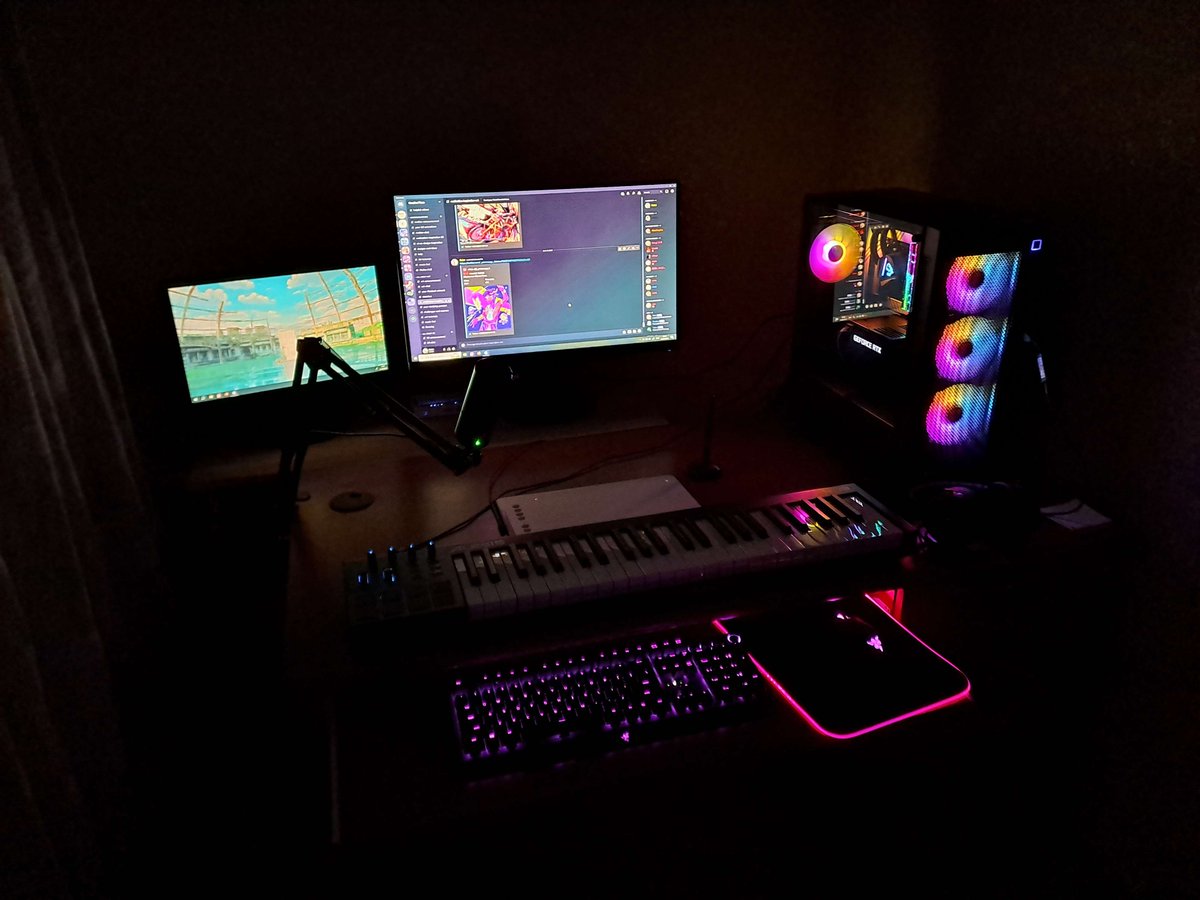 Seter on Twitter: "I moved to my old apartment. It's so much nicer, and my setup isn't a mess ...