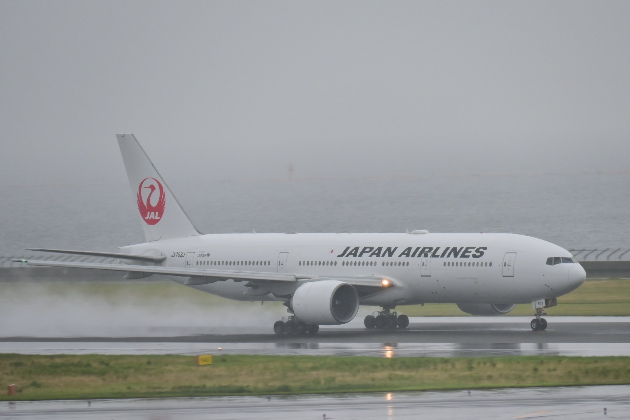 海老天丼かける on Twitter: "@Centrairairport 8時10分に到着した #エア・ホンコン ､8時26分に離陸した #JAL ､#水しぶき💦の差！😱#セントレア🛫 ...