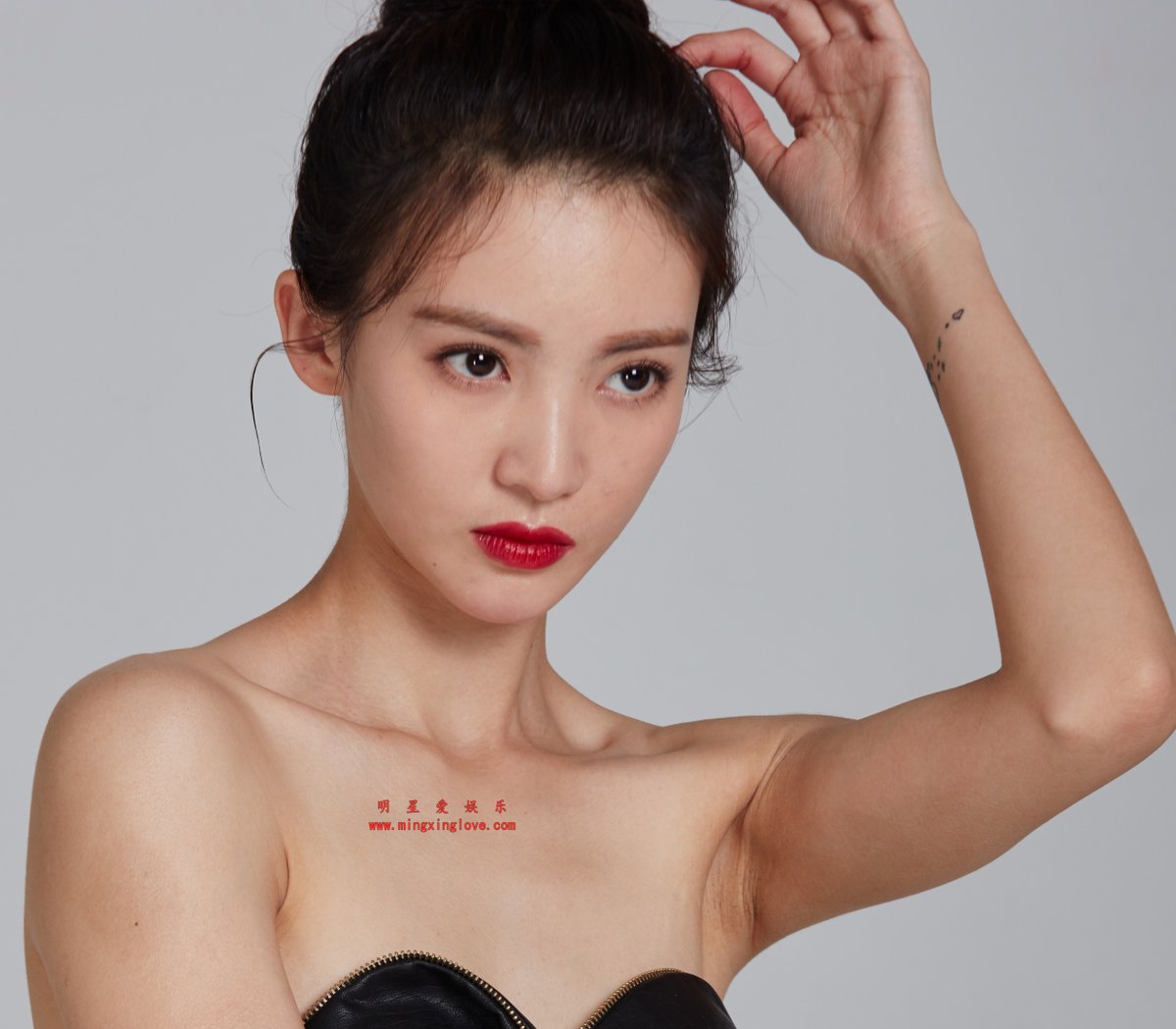 mingxinglove on Twitter: "#金晨 拍摄某写真花絮照片，大尺度露胸露背裙，大长腿光脚高跟造型，放大可看清肌肤纹理，高清8K分辨率原图无修 #生图 下载 #明星生图 ...