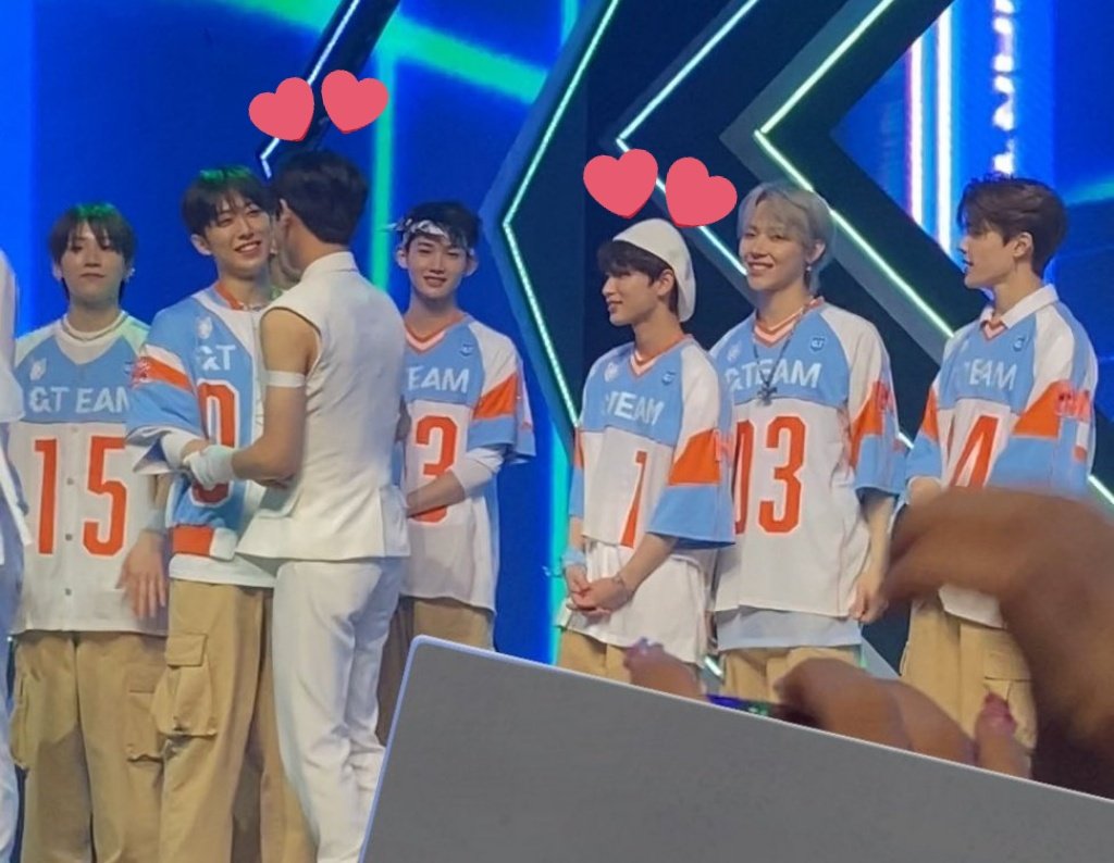 llya🌻 on Twitter: "JUNWON MORE MORE MORE TALLER AND BIGGER THAN HARUA NOW, THE WAY HARUA LOOK AT ...