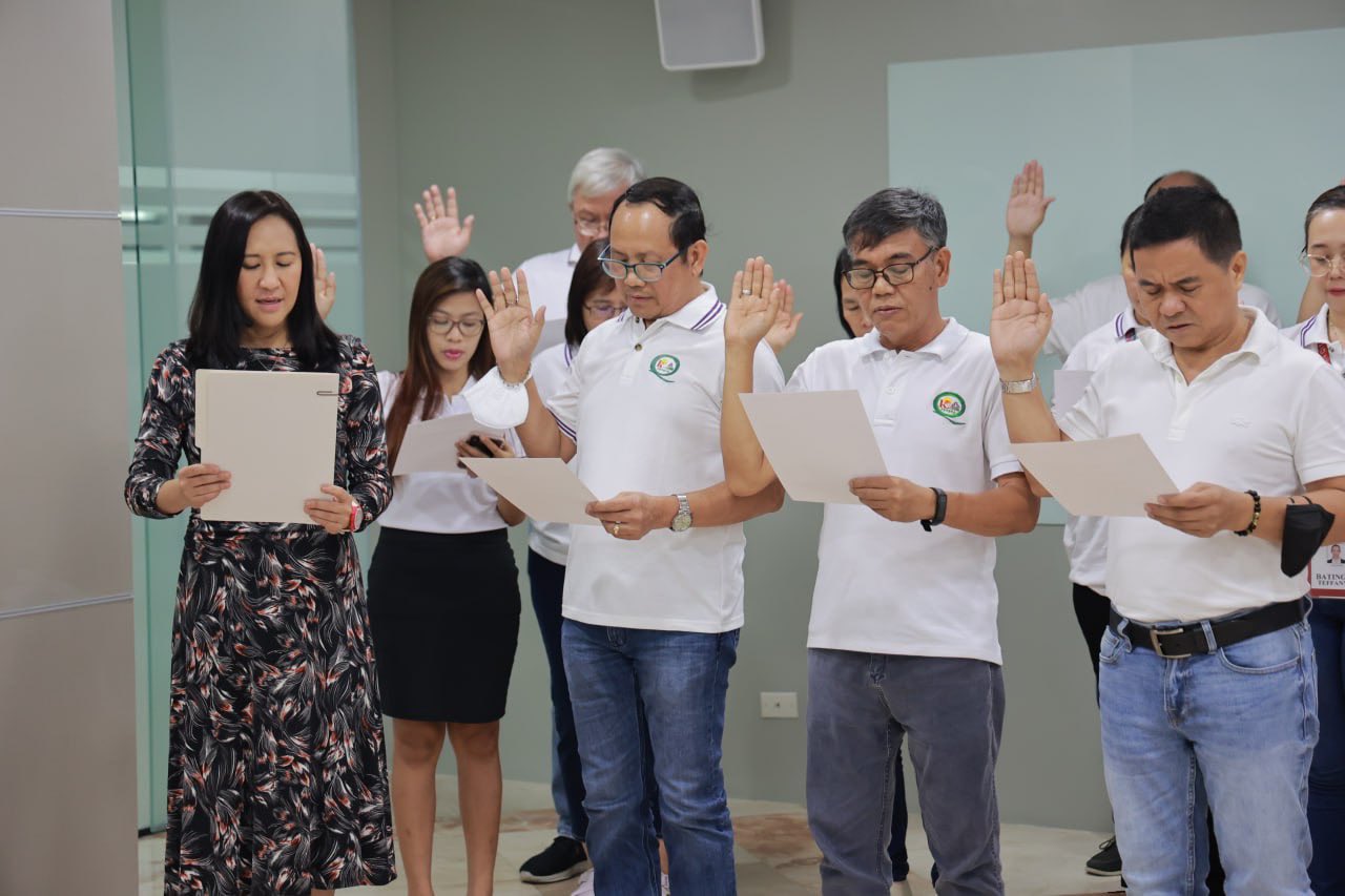 Quezon City Government on Twitter: "Sabay-sabay na nanumpa ang mga bagong halal na opisyal at ...