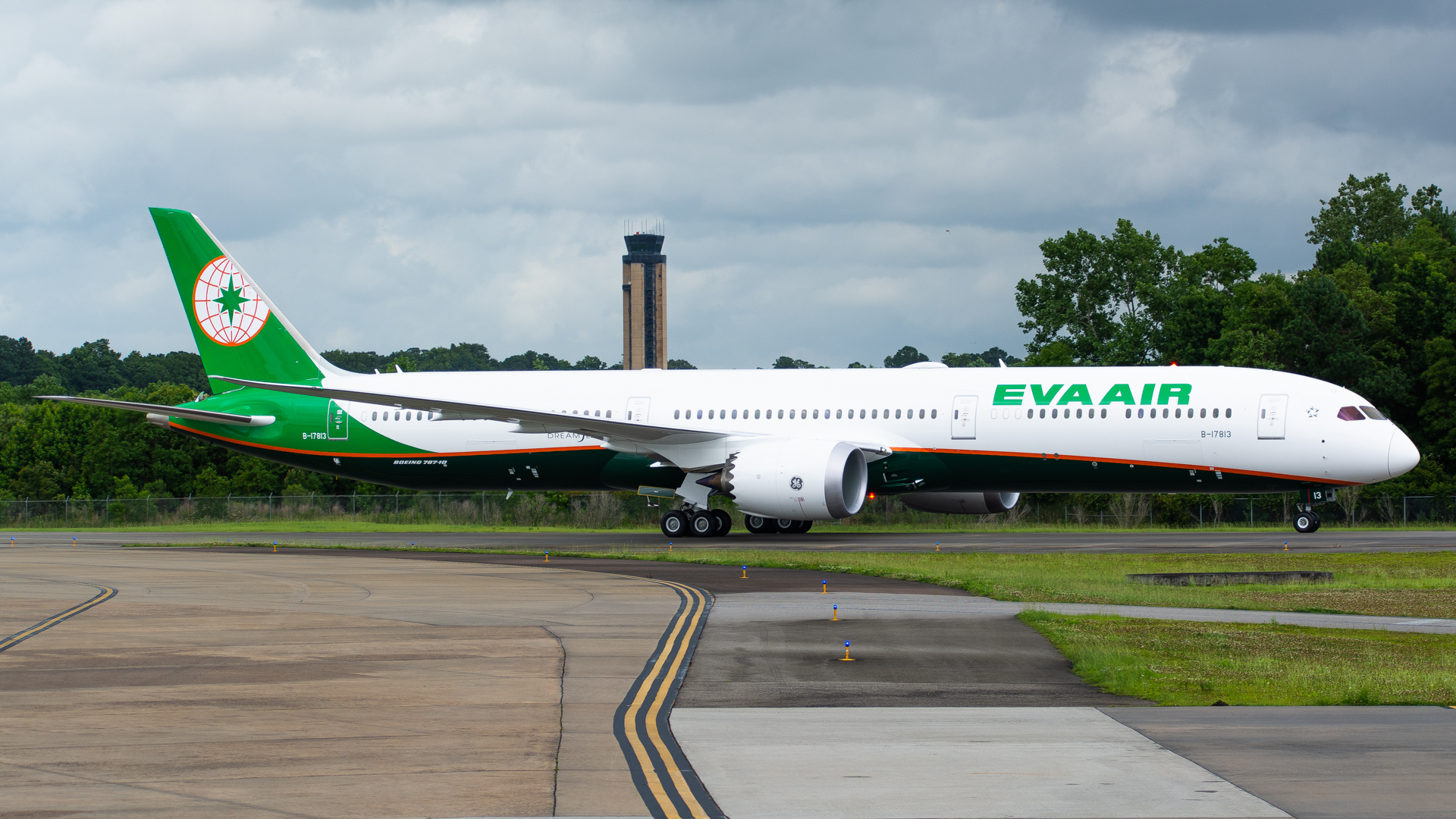Devin on Twitter: "Newest Boeing 787-10 B-17813 LN1153 for EVA Air taxiing back to the Boeing ...