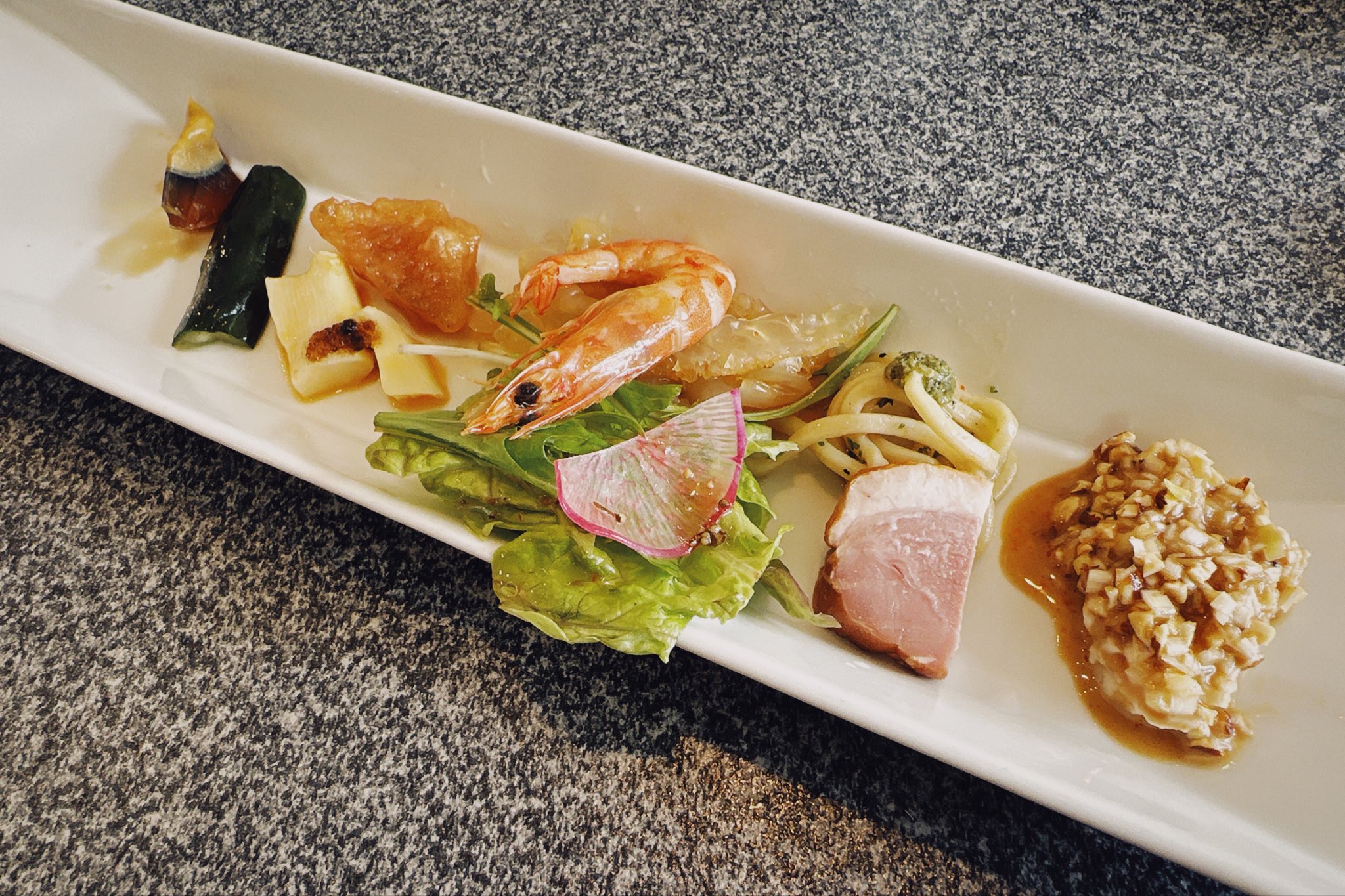 浅草不知秋~姚远 On Twitter 今天来本市最有名的中华料理来吃午间定食。 前菜丰富而惊艳。蒸笼是自己做的,烧卖是大阪一等一的好水准。最后一道盖饭尤其要讲一讲,与其说是西红柿鸡蛋