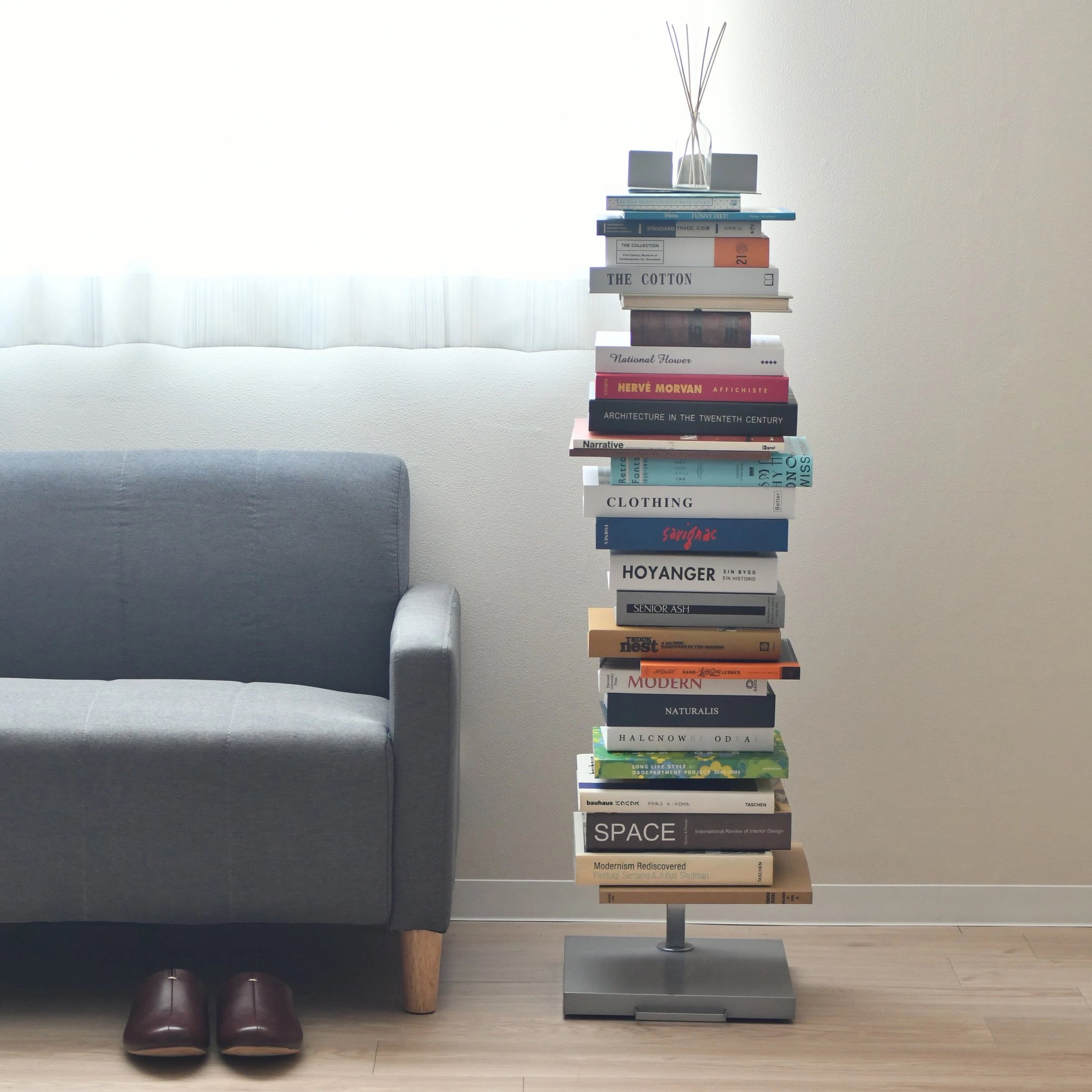 白 on Twitter: "積んで収納できるタイプの本棚、場所取らないし手に取りやすいしめちゃ良いのでは…📚 https://t.co/CmWEX38FqJ" / Twitter