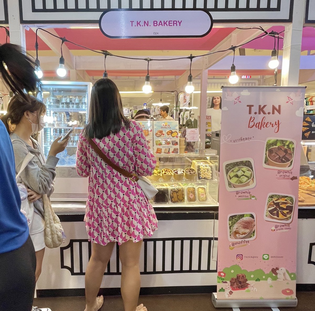 อเวจีสีชมพู on Twitter: "บราวนี่คุณลุง T.N.K.BAKERY ที่ดังใน Tiktok มาออกบูธที่เซ็นลาด 🍫 ซื้อมา ...