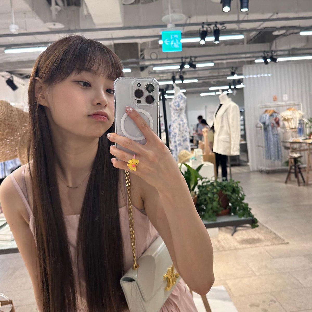 Appu🐧 on Twitter: "RT @orrery_nim: Chuu Instagram post https://instagram.com/p/Ct1bt9bB7_6/"