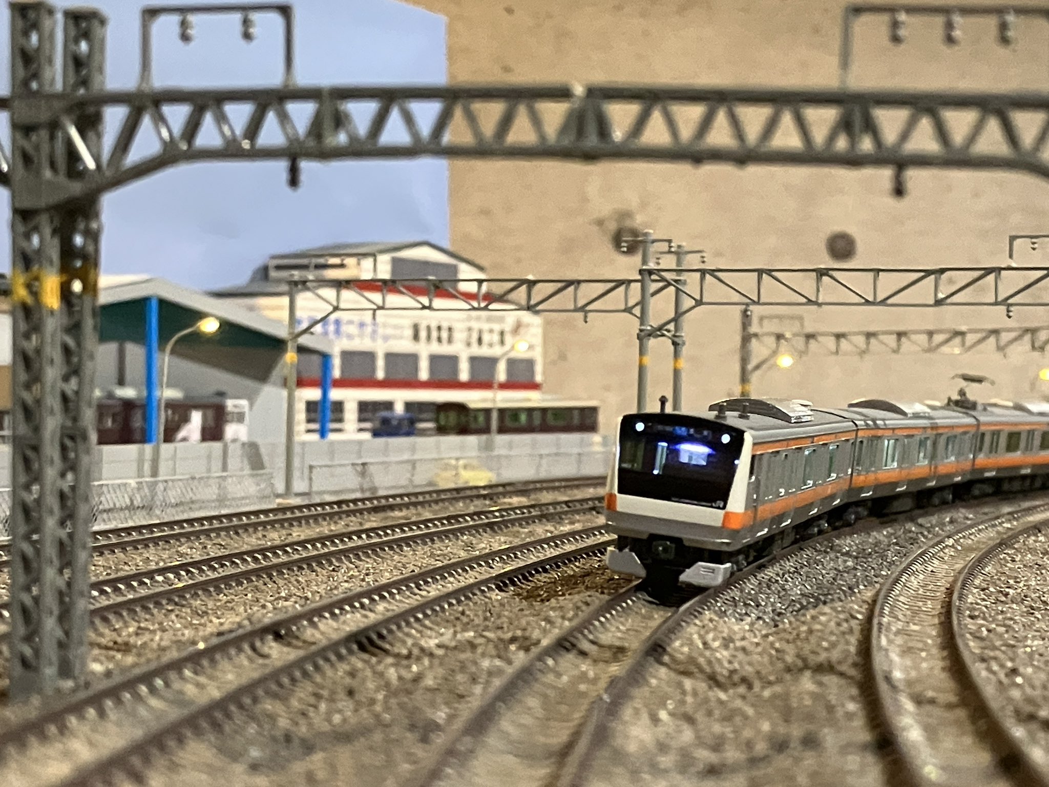 ガンアンドゲーム@GK鉄道部 on Twitter: "ジオラマ103にて、JR西日本区間の東海道本線(琵琶湖線、JR京都線)に迷い込んだJR東日本E233系0番台(中央線) https ...