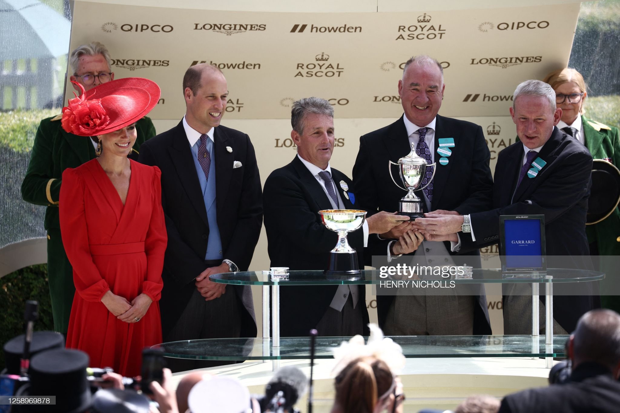 Mace on Twitter: ""Catherine, Princess of Wales (L) and Prince William, Prince of Wales (2L ...