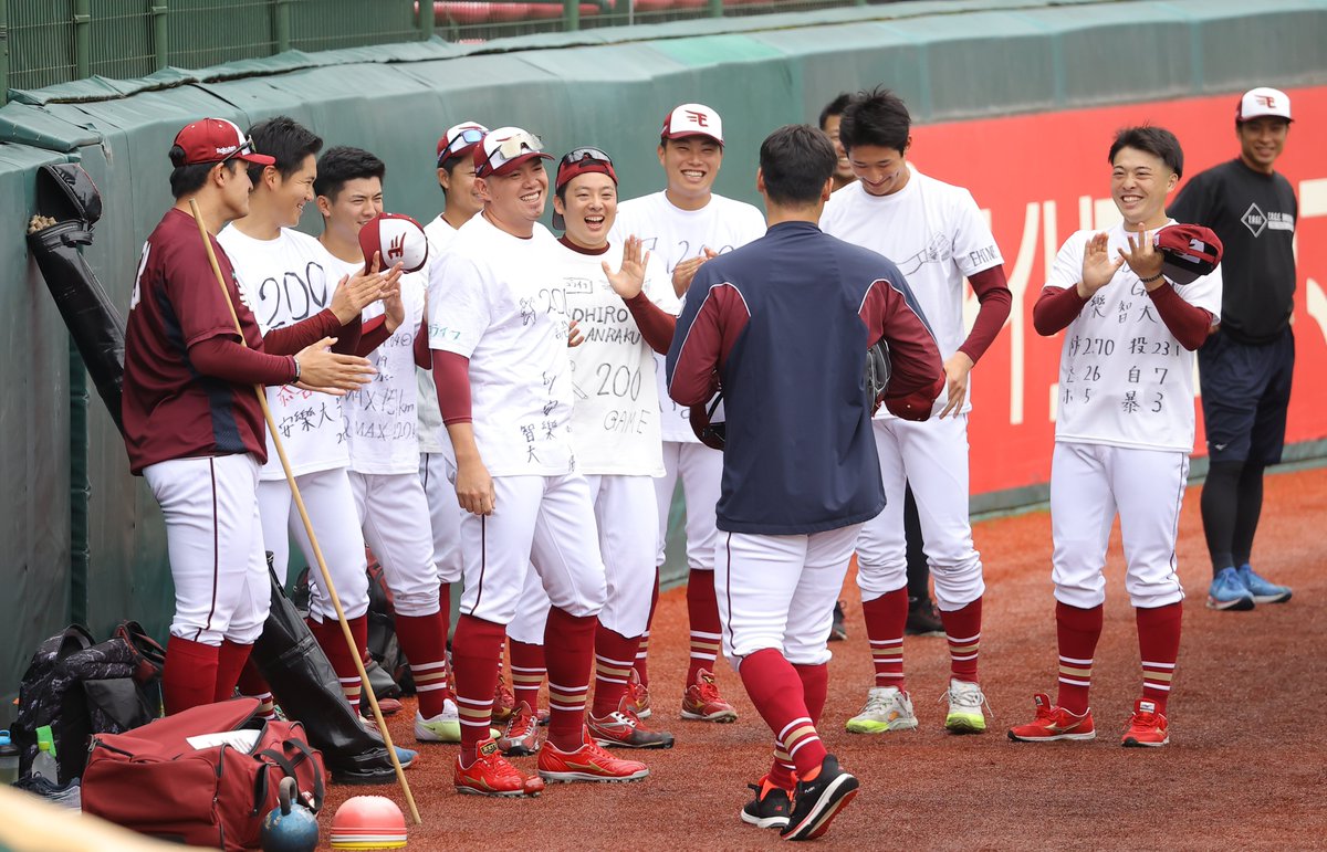 サンスポ×EAGLES on Twitter: "【楽天ｰ西武】23日、21日の中日戦で #安楽智大 投手が200試合登板を達成したのを記念してリリーフ陣が手作りのTシャツで練習に参加した ...