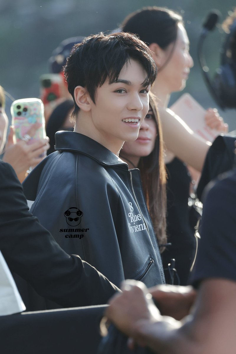 a. ☽ on Twitter: "HEARTTHROB 🖤"