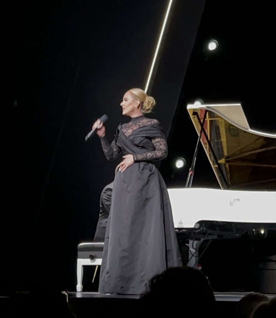 Info Adele on Twitter: "Adele está preparada para um velório durante a 19ª semana da Weekends ...