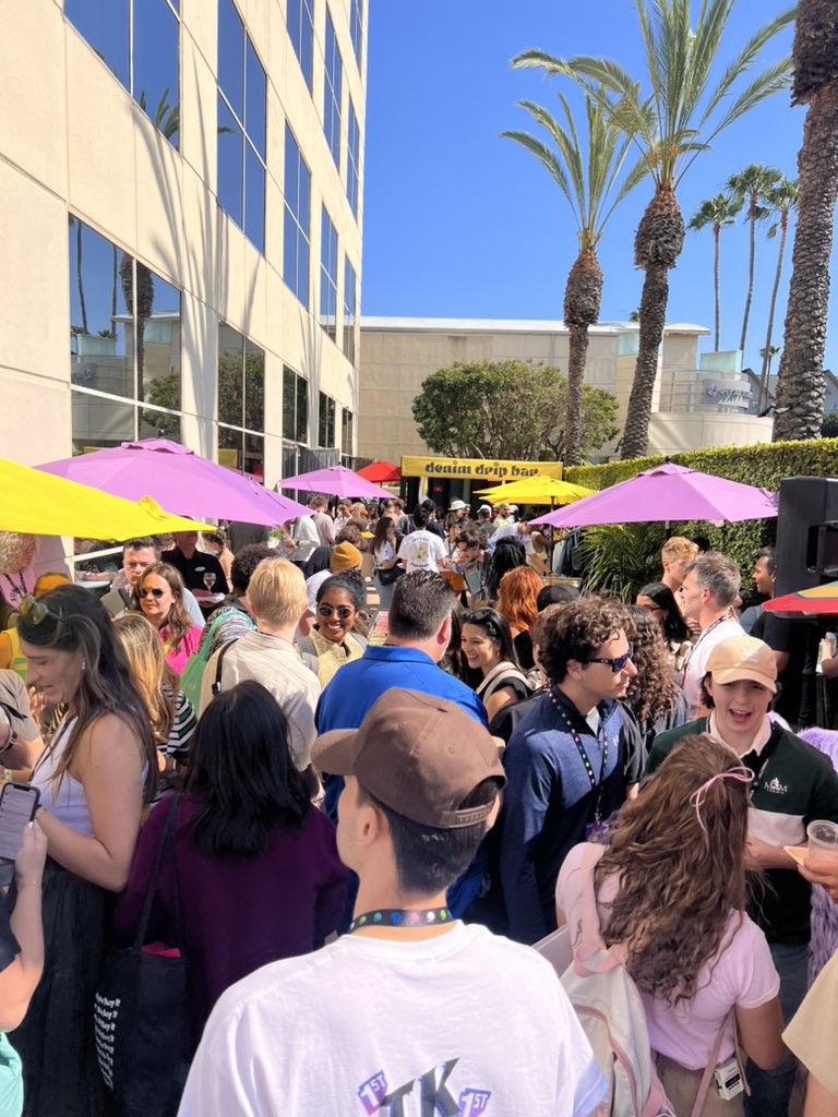 Jake Curtis on Twitter: "YouTube lounge is BUMPIN! https://t.co/miWh3R0O2Z" / Twitter
