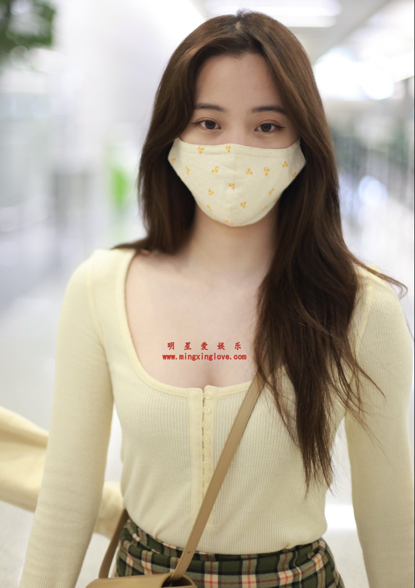 mingxinglove on Twitter: "#欧阳娜娜 机场街拍花絮照片，性感低胸短裙美腿，高清8K分辨率原图无修 #生图 下载 #明星生图 照相机型号 Canon EOS R5 ...