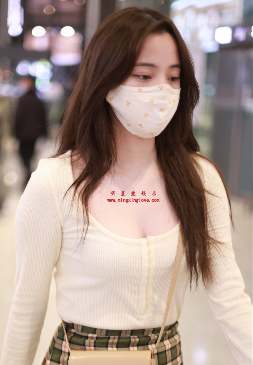 mingxinglove on Twitter: "#欧阳娜娜 机场街拍花絮照片，性感低胸短裙美腿，高清8K分辨率原图无修 #生图 下载 #明星生图 照相机型号 Canon EOS R5 ...
