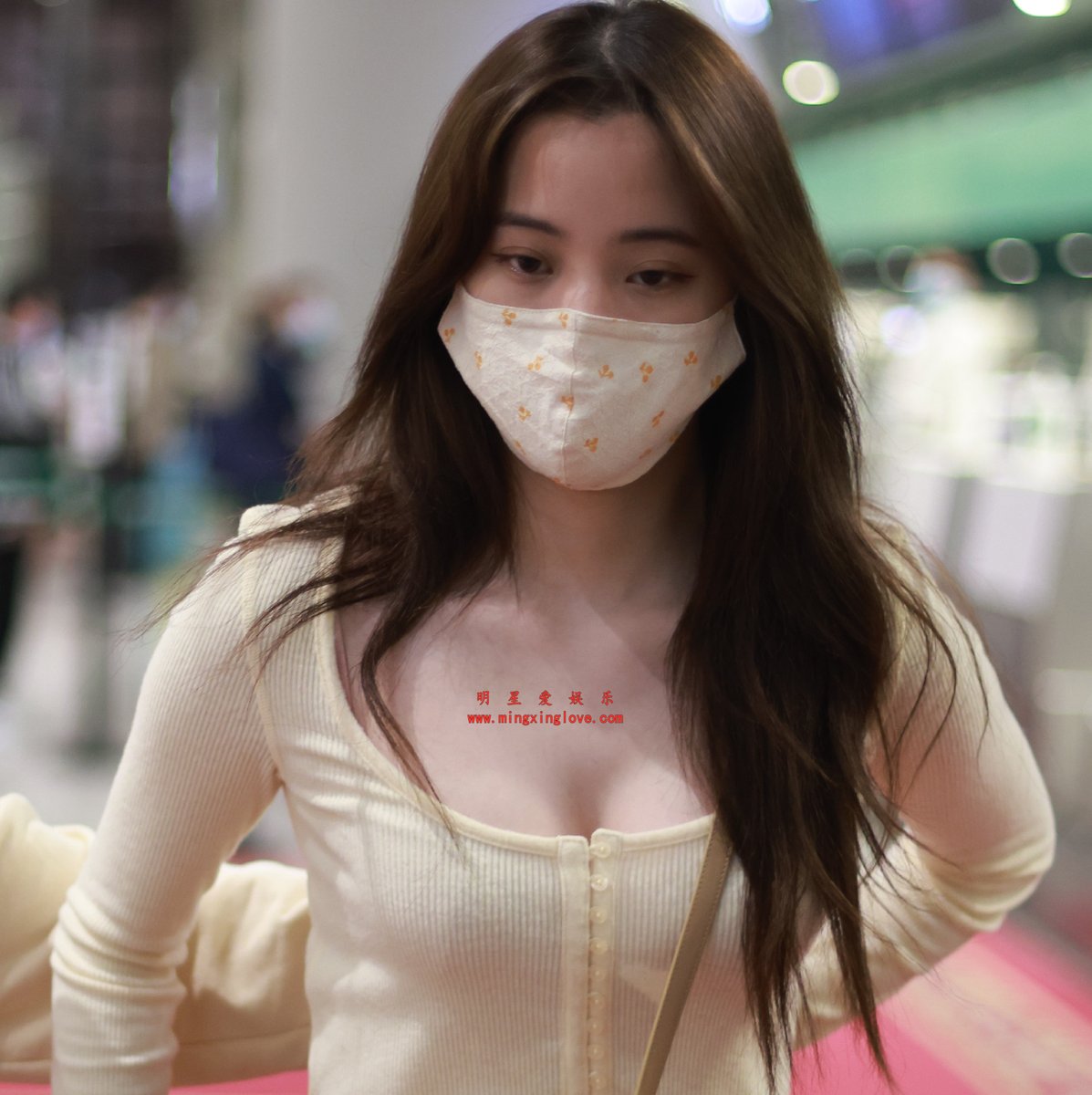 mingxinglove on Twitter: "#欧阳娜娜 机场街拍花絮照片，性感低胸短裙美腿，高清8K分辨率原图无修 #生图 下载 #明星生图 照相机型号 Canon EOS R5 ...
