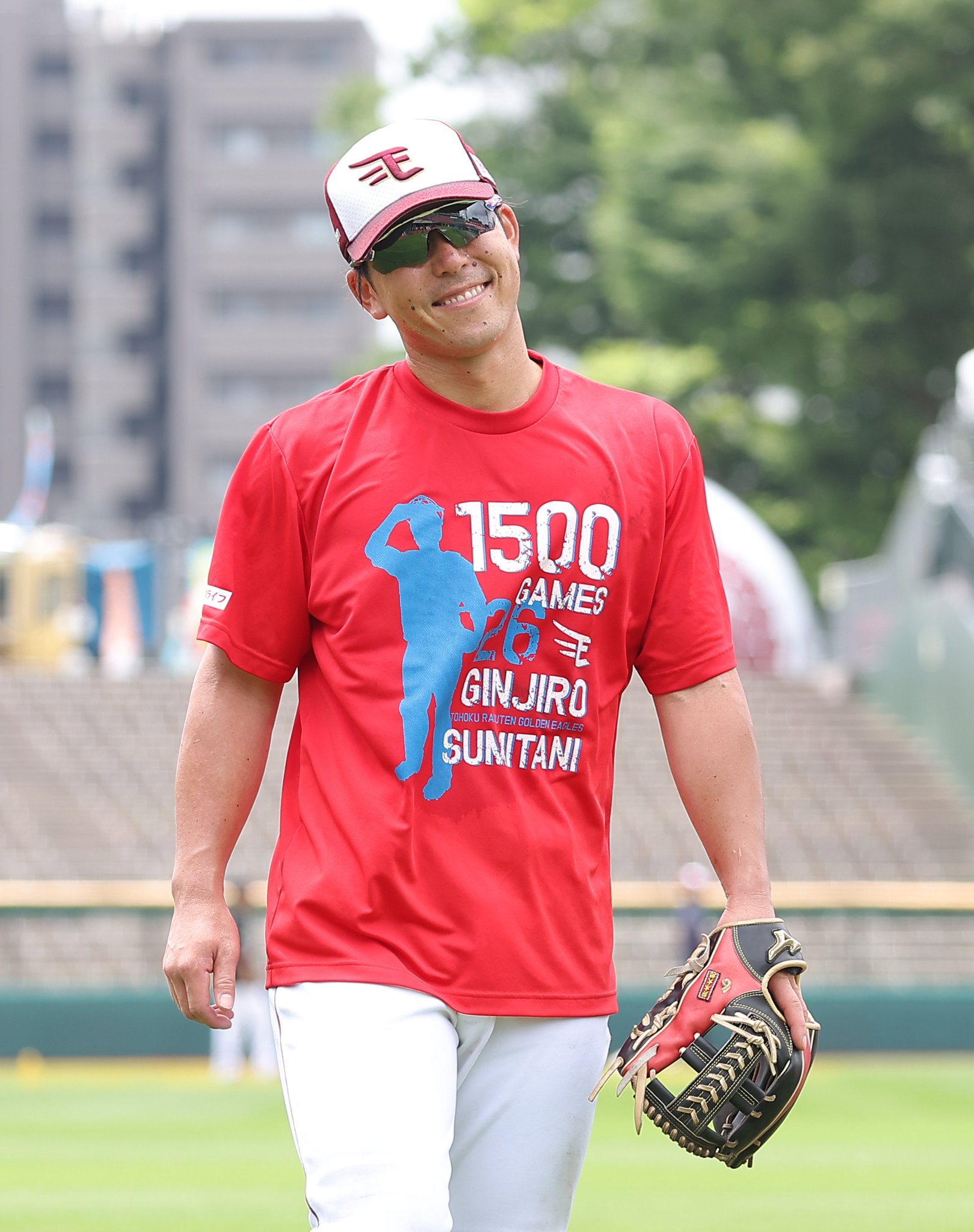 サンスポ×EAGLES on Twitter: "【楽天ｰ西武】24日、雨のナイトゲームからのデイゲームで少々疲れた様子の鈴木大地選手。昨晩はお疲れさまでした！ https://t.co ...