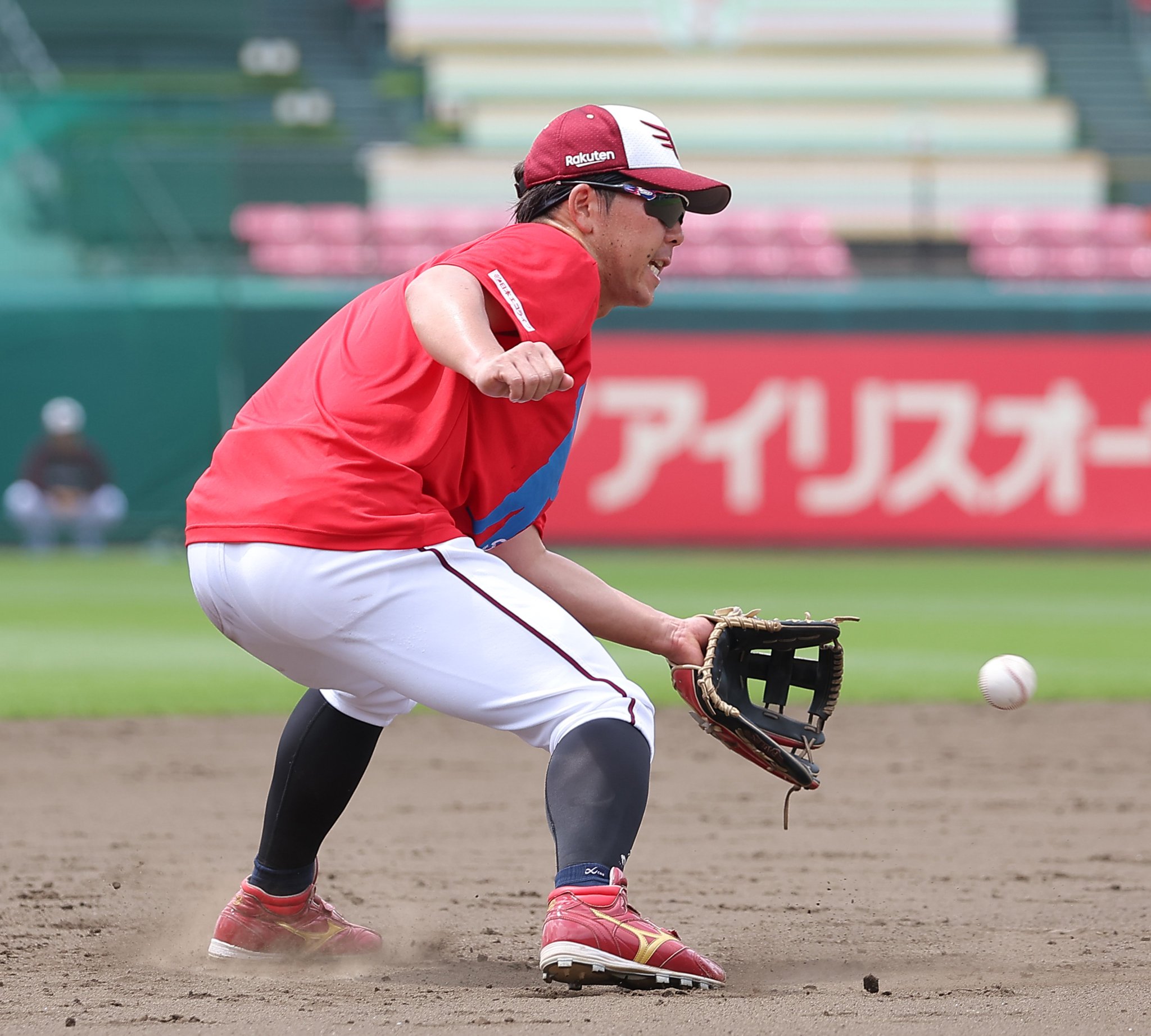 サンスポ×EAGLES on Twitter: "【楽天ｰ西武】24日、いつも以上にノックに力を入れる鈴木大地選手。走塁練習も全力でした。https://t.co/9Qx1Q9mpNq ...