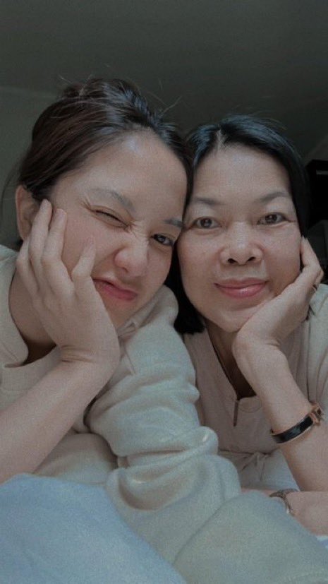 FREENBECKY LATAM OFFICIAL 🩷 on Twitter: "📲Freen junto con su mamá vía Facebook #srchafreen https ...