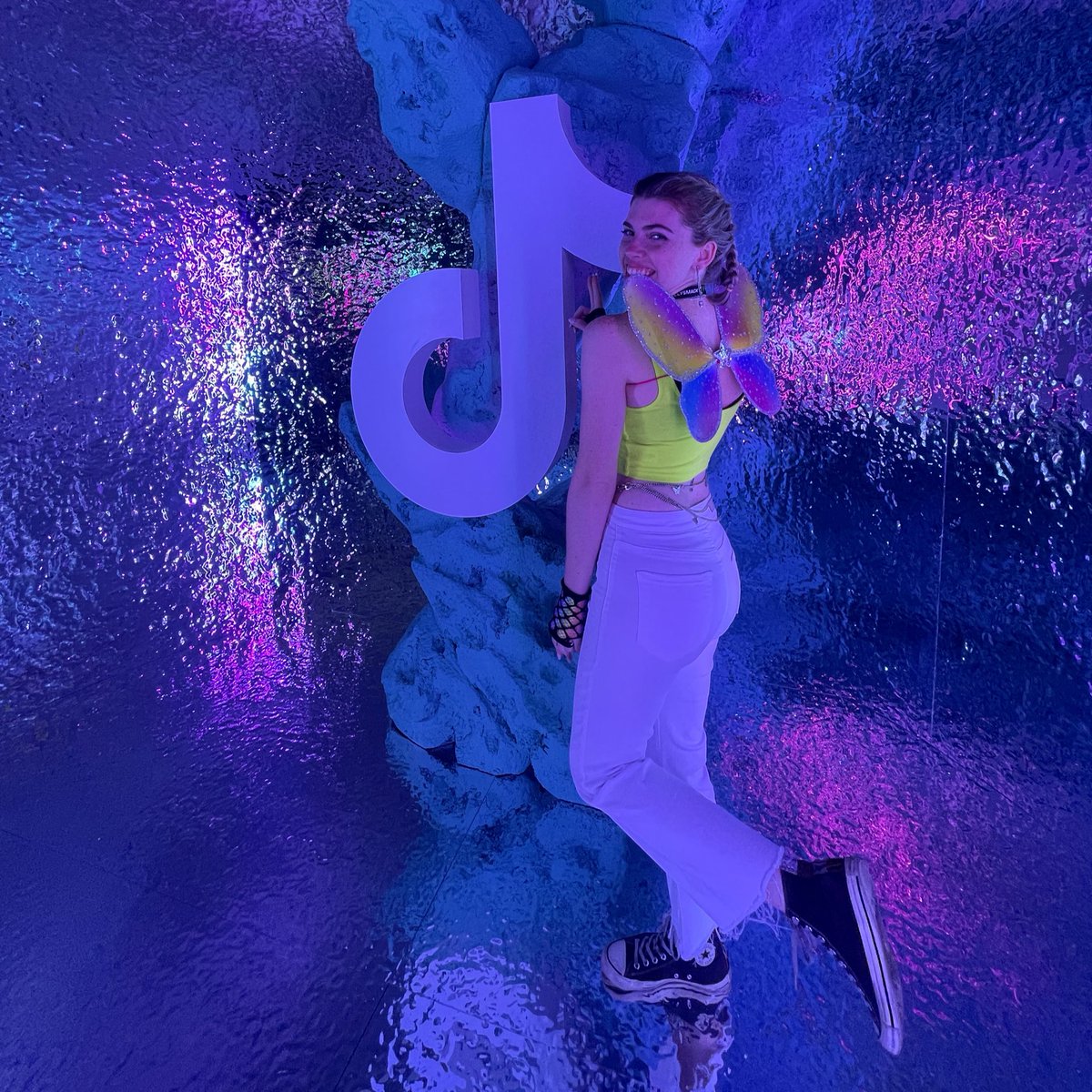 uno on Twitter: "manic pixie dream girl (im single btw)"