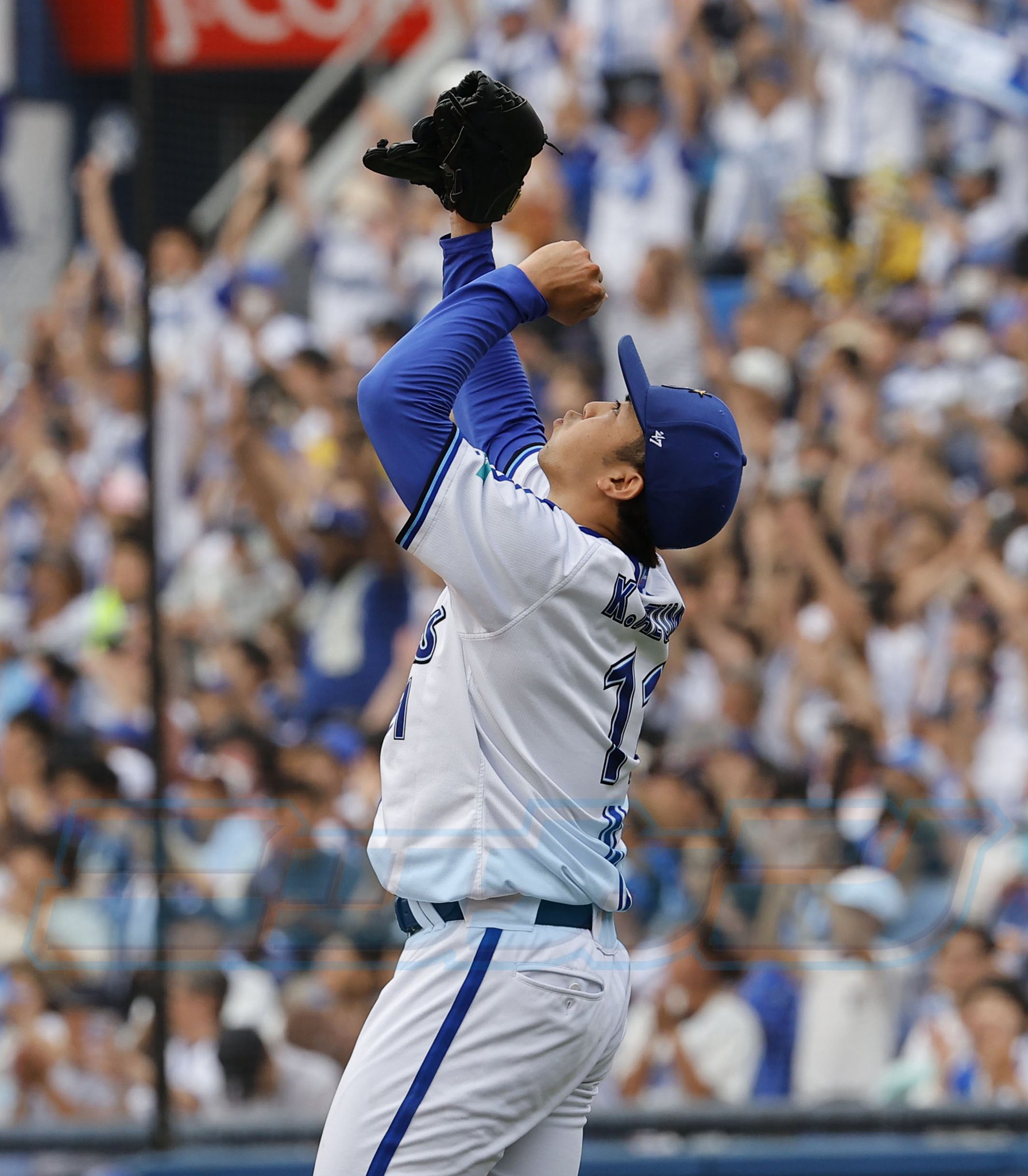 日刊スポーツ写真映像部 on Twitter: "#DeNA 対 #阪神 5安打無失点の完封勝利を飾りガッツポーズをするDeNA #東克樹 【阪神】打たな勝てんよ…初4連敗で首位陥落危機 ...