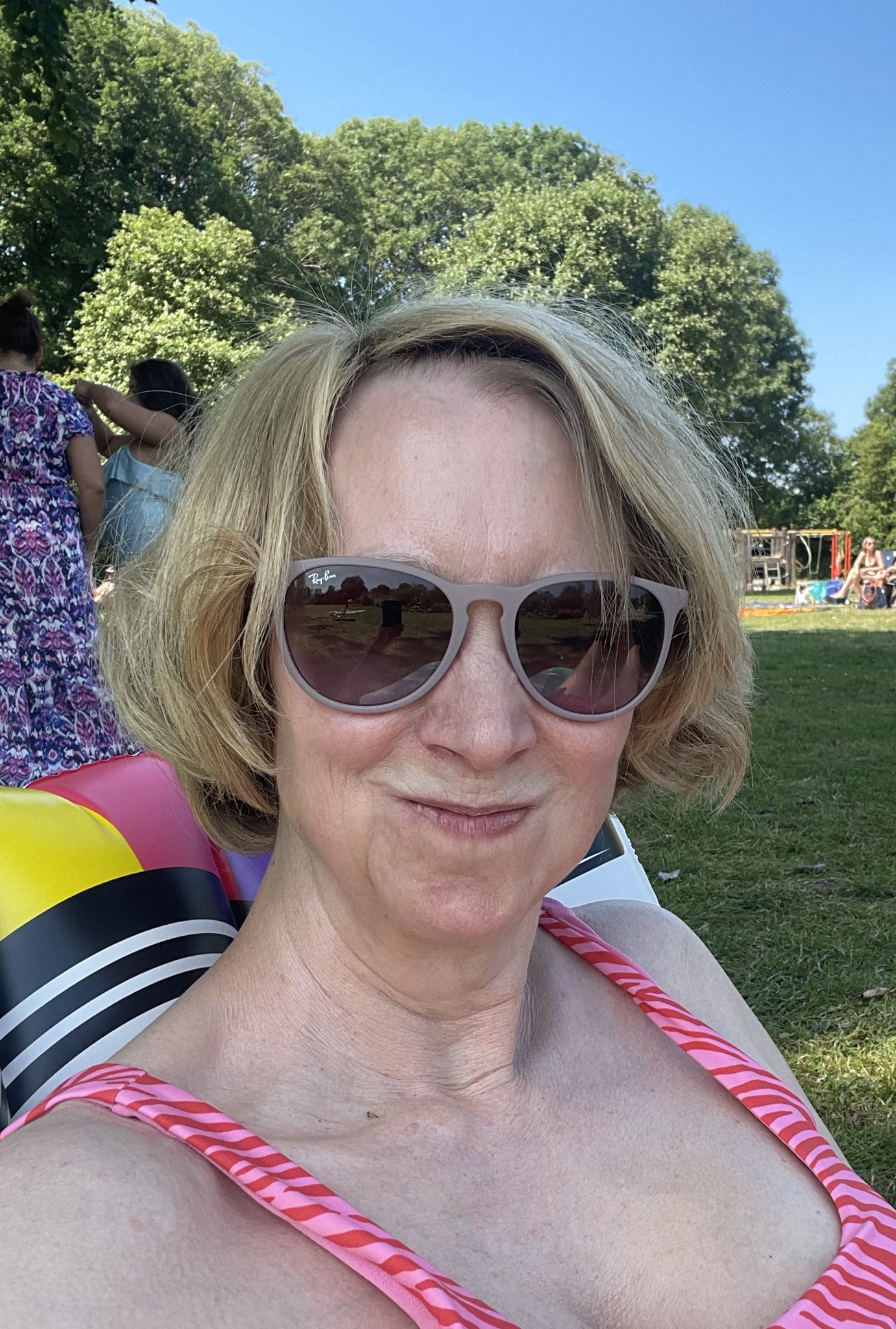 Debby Nobel on Twitter: "Er is een vriendje mee naar het zwembad en ik heb een heus boek mee ...