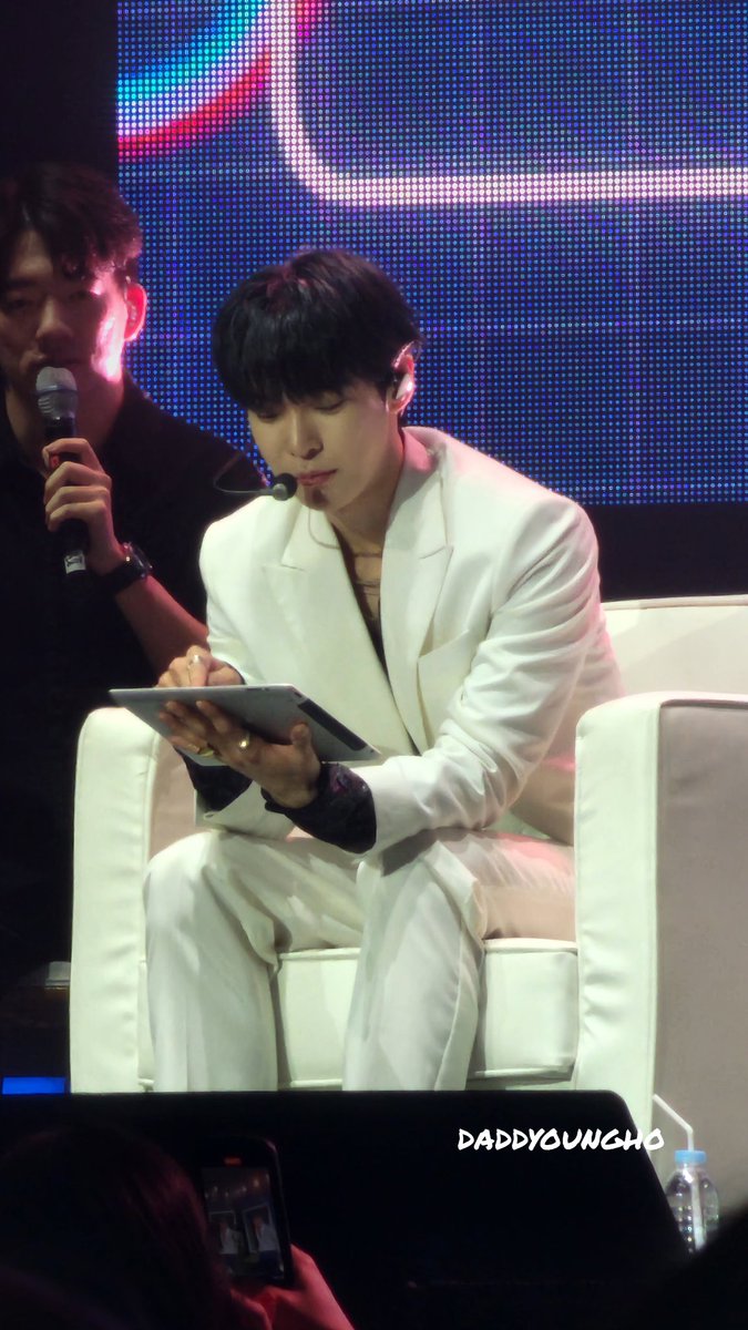 쟈니 🌻 Johnny ㅠㅠ on Twitter: "Spot the difference - Doyoung DY: My skintone Hahahaha! # ...