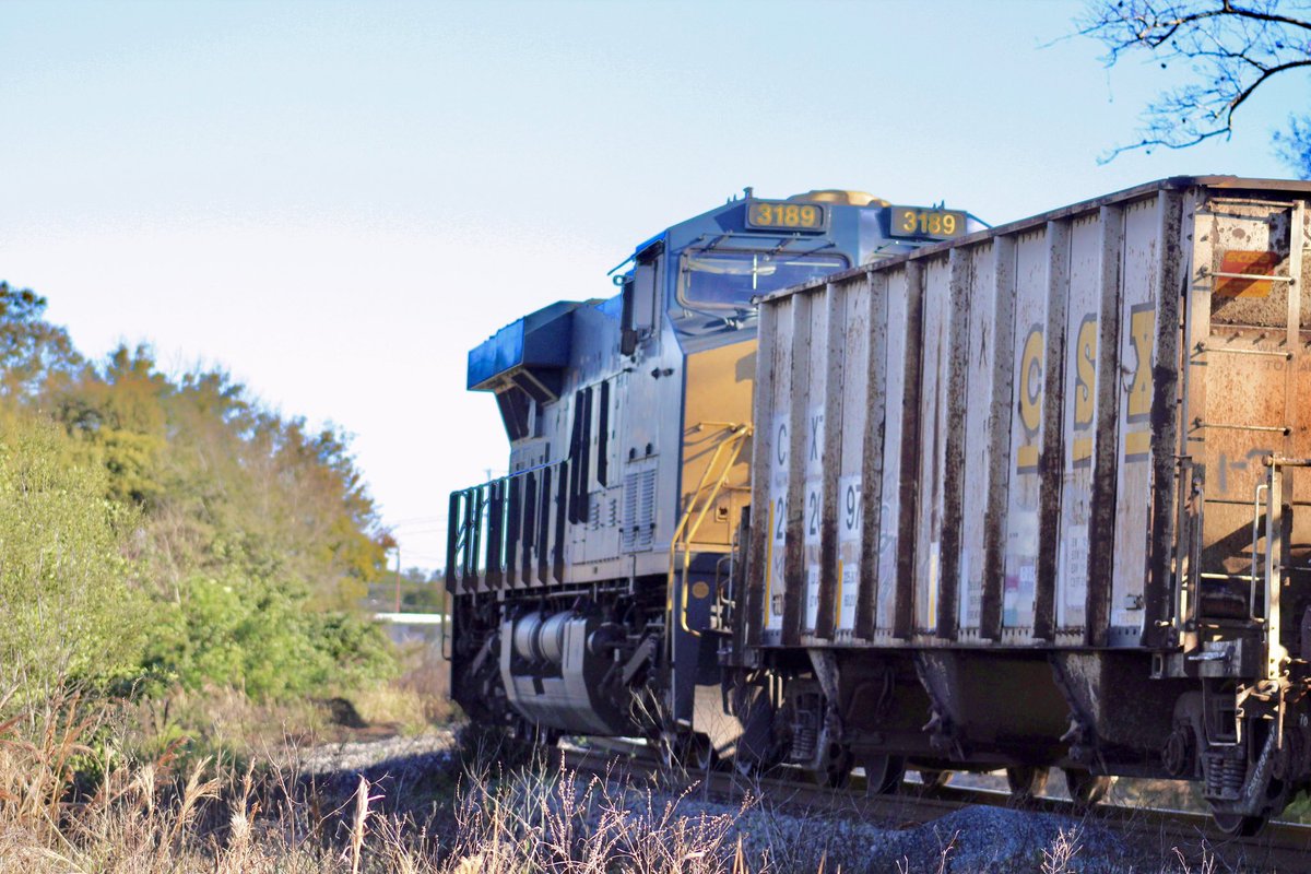 tommy4trains on Twitter: "With its lead GE Locomotive running Long Hood Forward, CSX Local ...