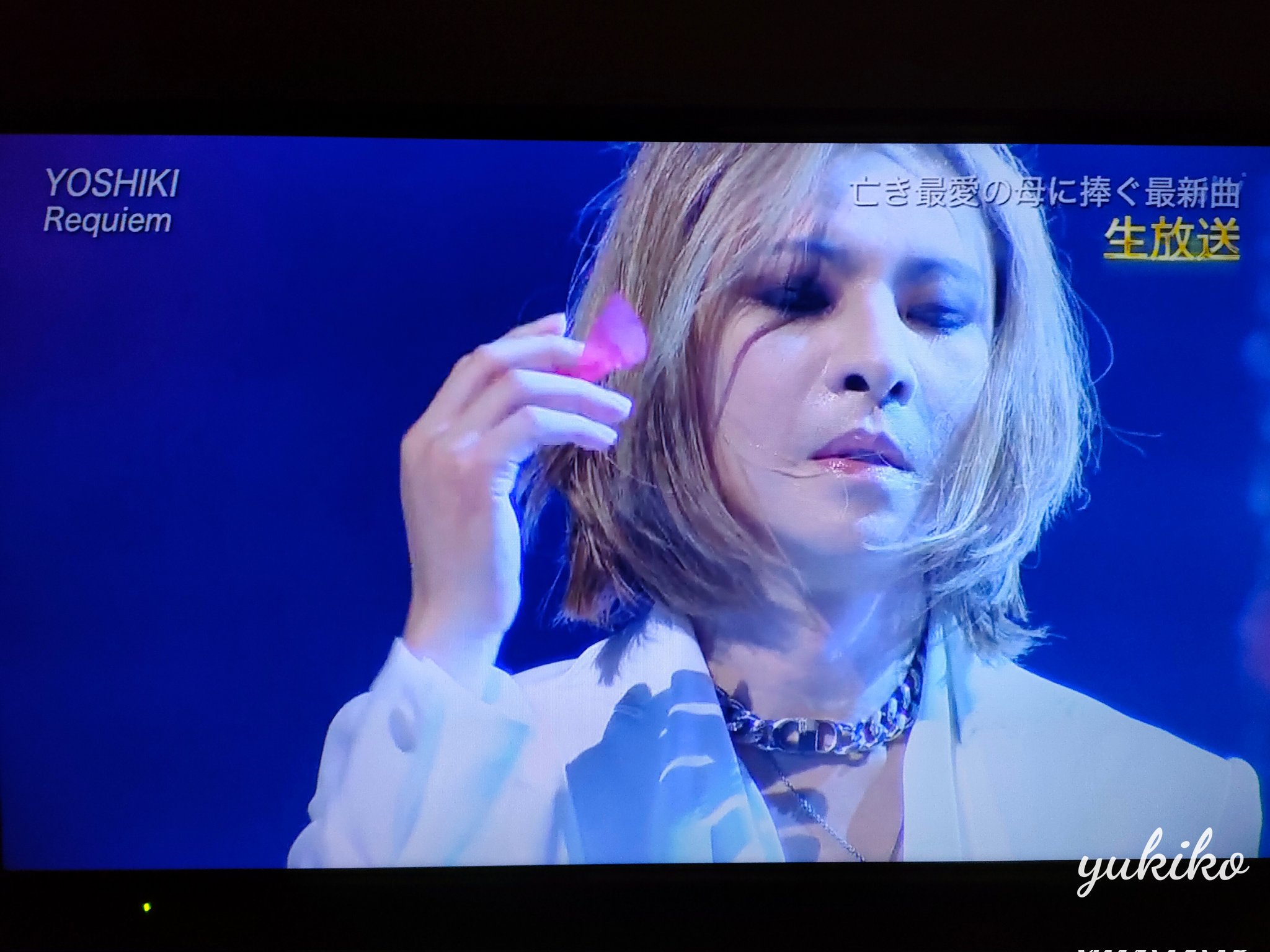 ぐてぃー💕always with YOSHIKI💕 on Twitter: "最後よっちゃんの指に舞い降りた花びらが ずっと一緒にいて見守り続けてるよ、ってお母様からのメッセージのように思えた ...