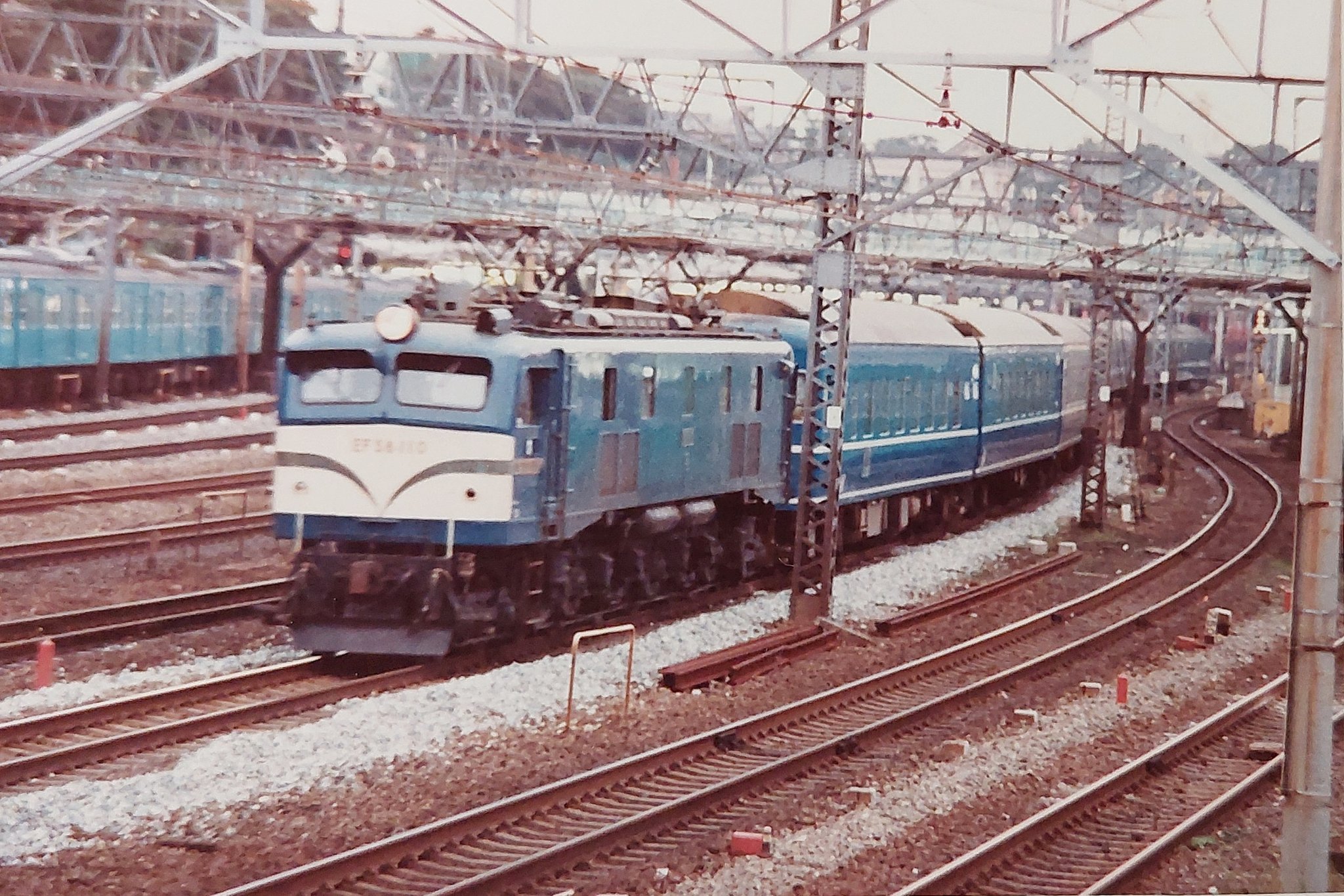 手つなグリーン車 on Twitter: "おはようございます☁️ 日暮里早朝四景① 3002ﾚ北陸EF58 110+14系PC、撮影ノートには10月からEF64 1000に交替とある。 回 ...