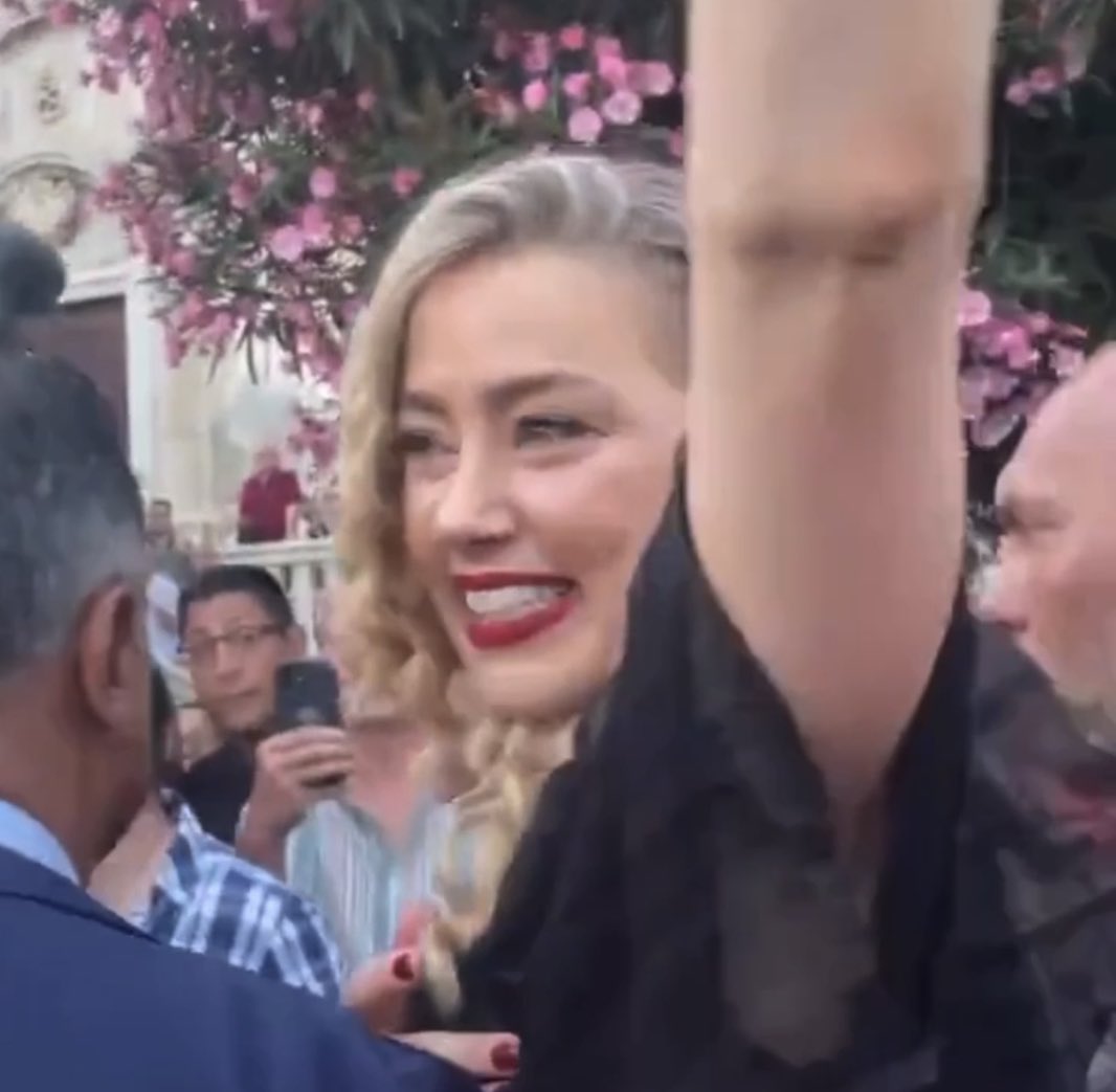 kie on Twitter: "im smiling so big rn she looks so happy"