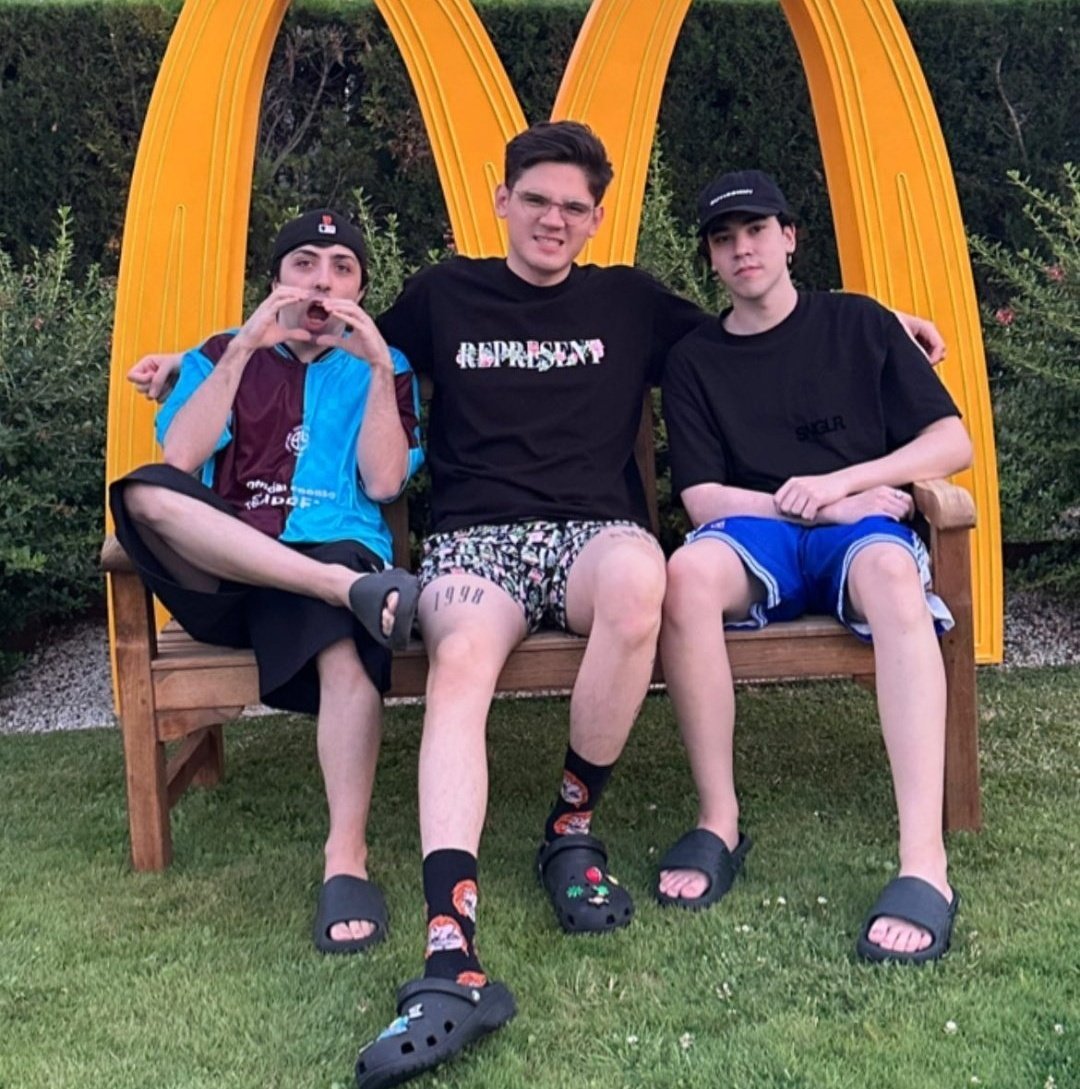 bau on Twitter: "TENEMOS FOTO DE SPREEN, CARRE Y MARIANA JUNTOS QUE FELICIDAD"