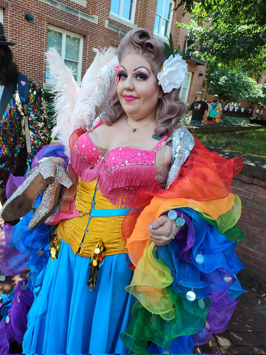 赵兰健[Zhao Lanjian] on Twitter: "[骄傲游行：德克里克堡所在地] 没有拍摄状态，在现场还是感觉有点哆嗦，要达到融入的状态，黄种人真得付出很多。"