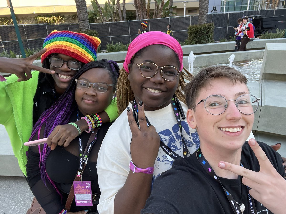 Crow :) (AT VIDCON) on Twitter: "one last selfie before I left with @venuswhxre @RuiIsInHell and ...
