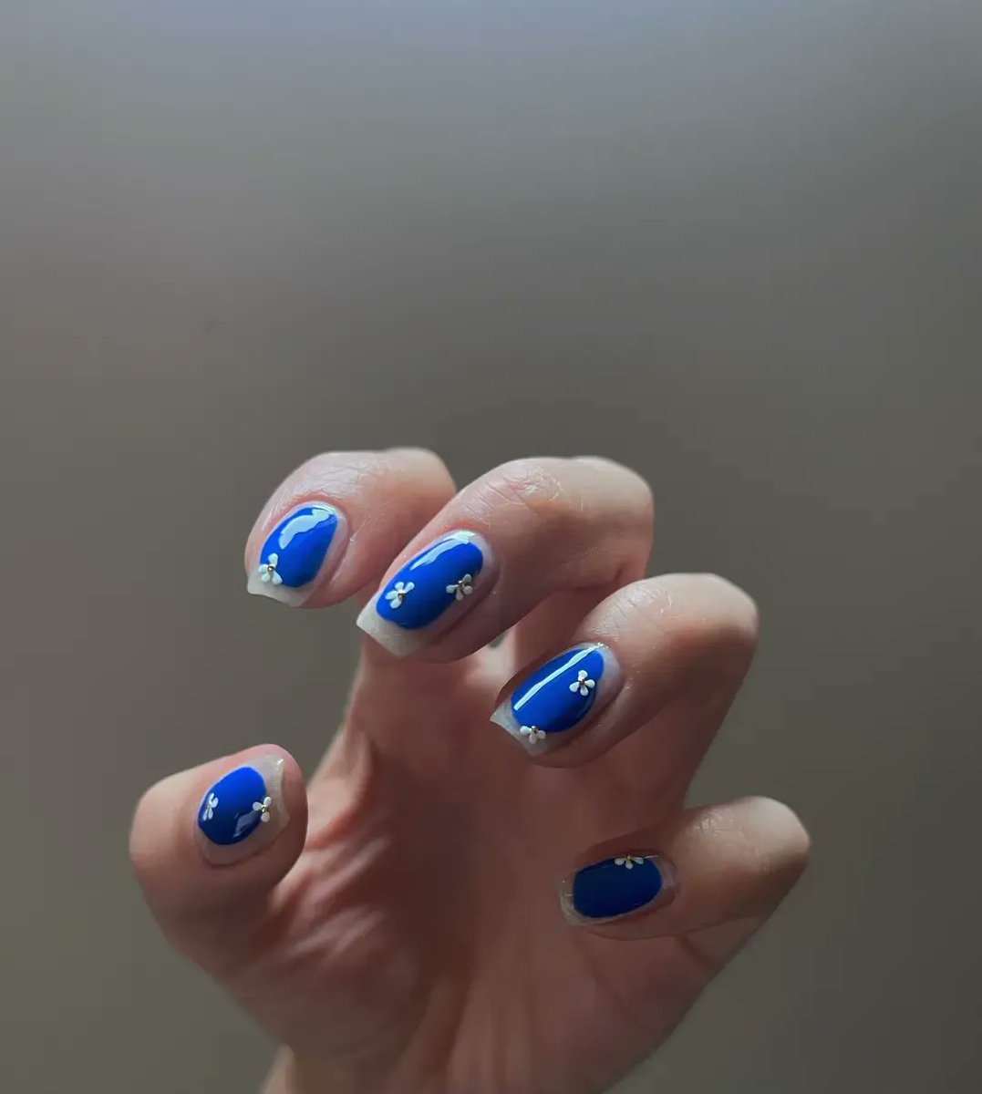 GINZA on Twitter: "プロが教える「白い花とブルーネイル」💅https://buff.ly/3oYxNPI"