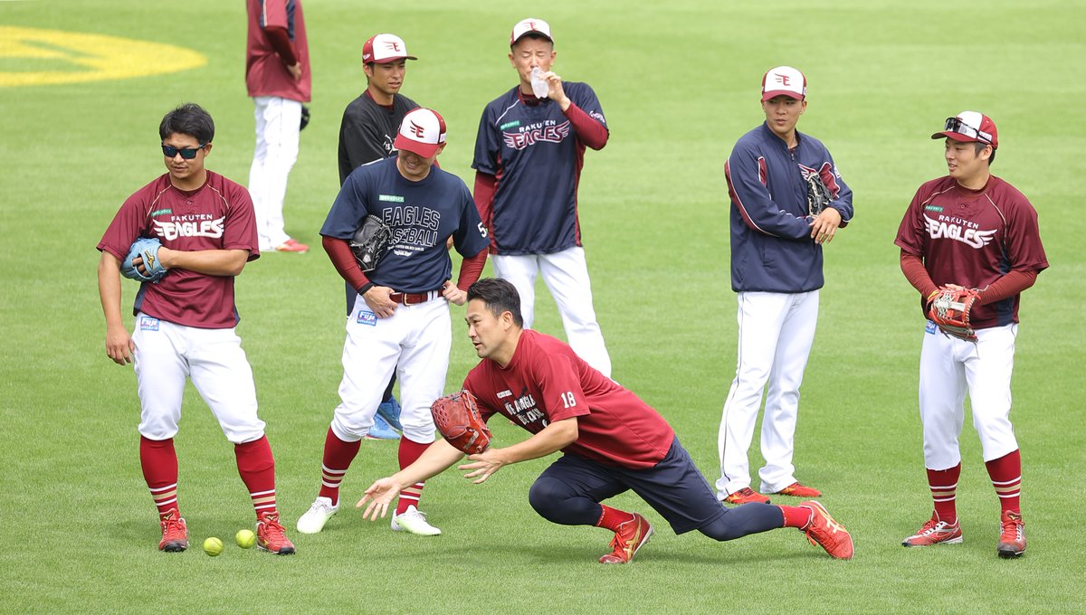 サンスポ×EAGLES on Twitter: "【楽天ｰ西武】25日、鈴木翔天投手にイタズラを仕掛ける田中将大投手ですが、見事にかわされた模様。https://sanspo.com ...